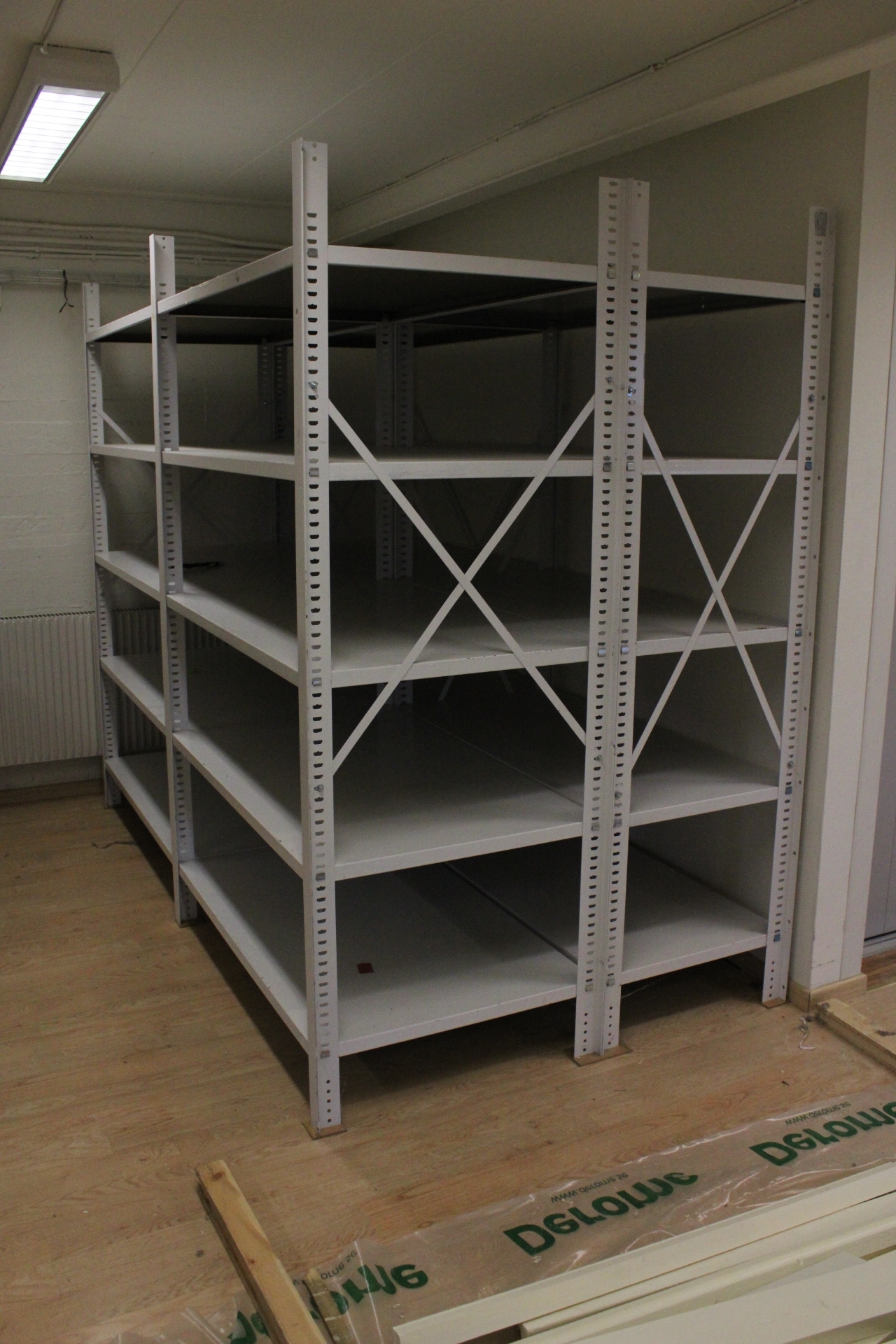 Hyllplan i metall 2 sektioner. Mått per sektion H 210 cm B 130 cm D 60 ...