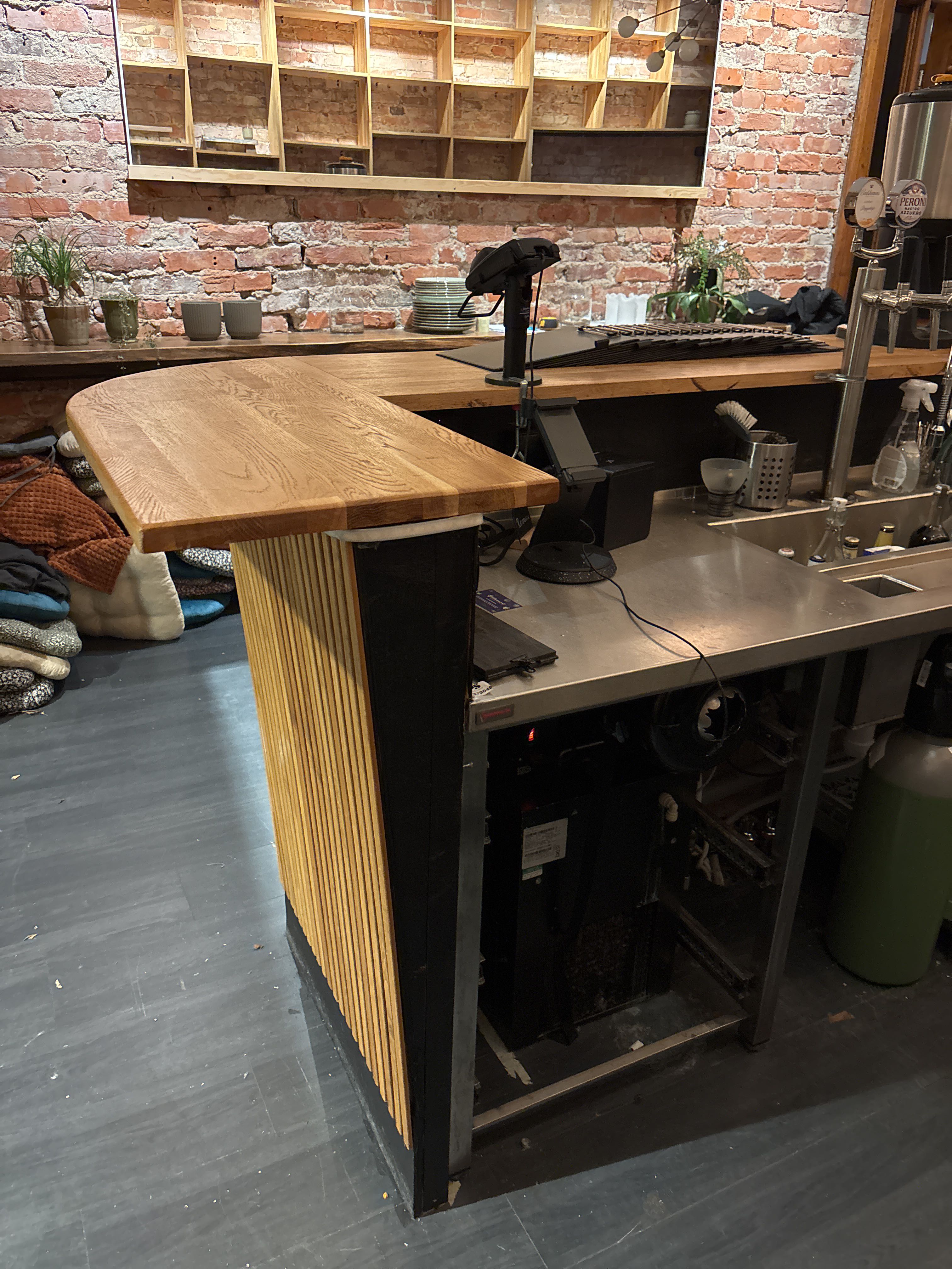 Complete bar counter with upper shelves, glass suspension and work ...