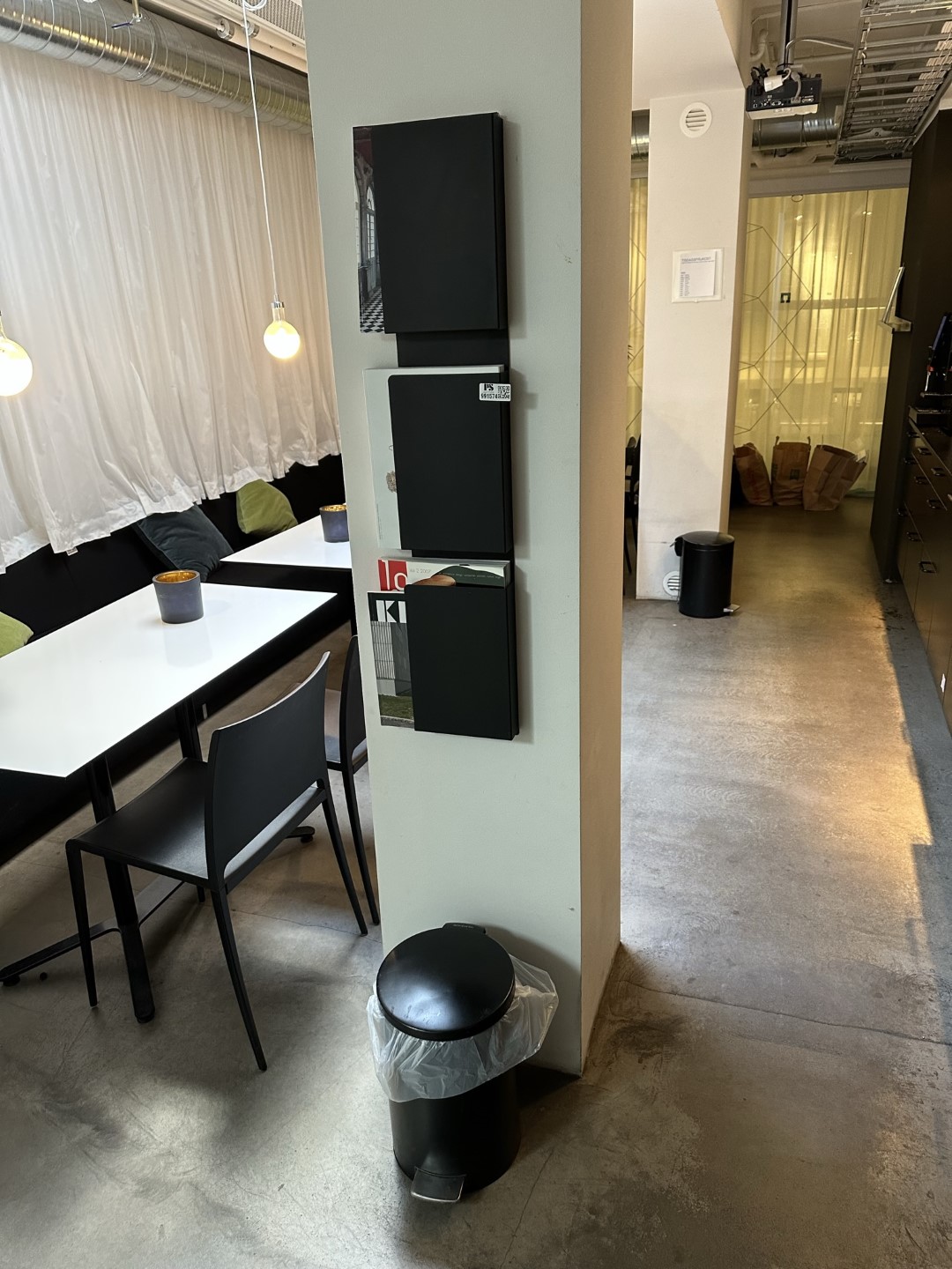 2 st tidningshyllor Wall Case Inno, 2 st pedalhinkar Brabantia ...