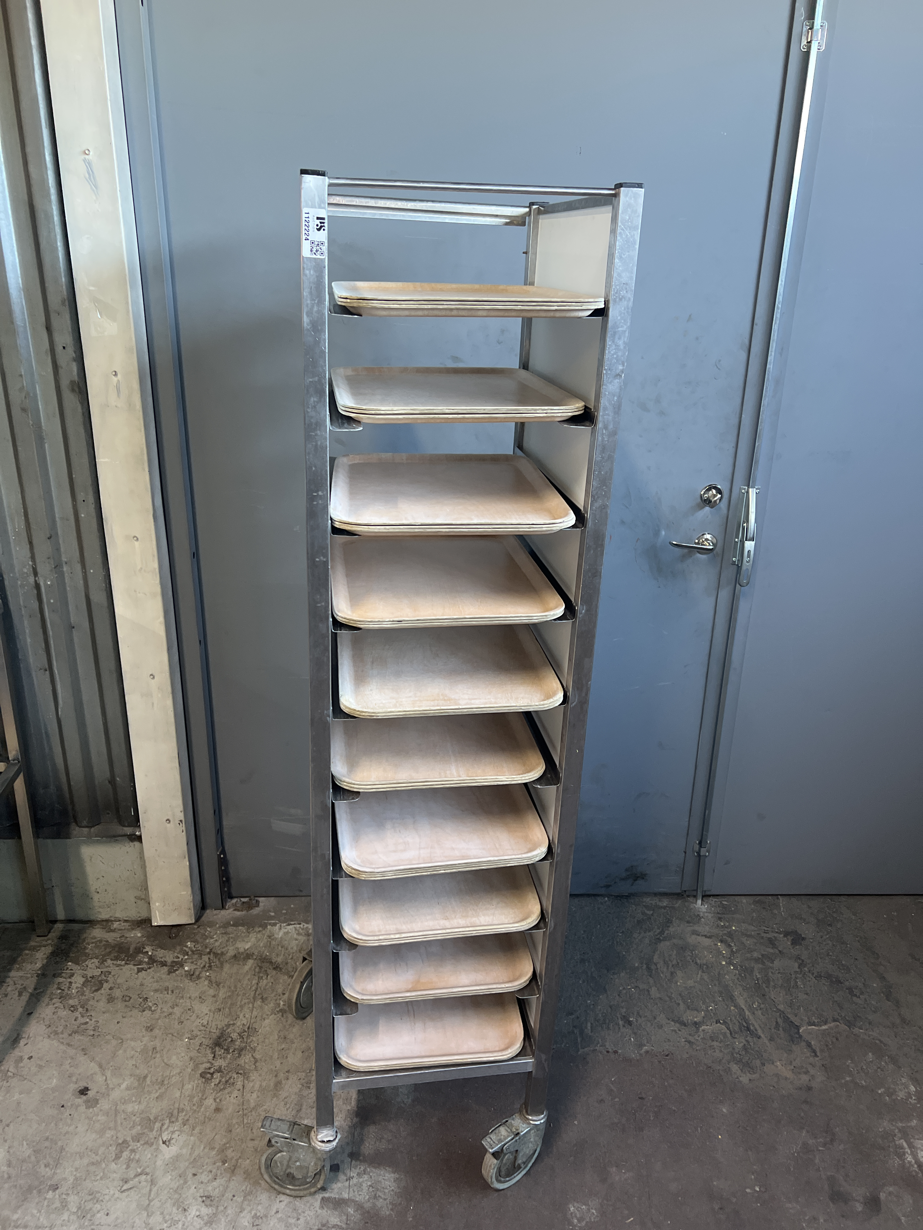 Täckt Brickvagn +30st lunchbrickor - Auktioner online - Nätauktioner ...