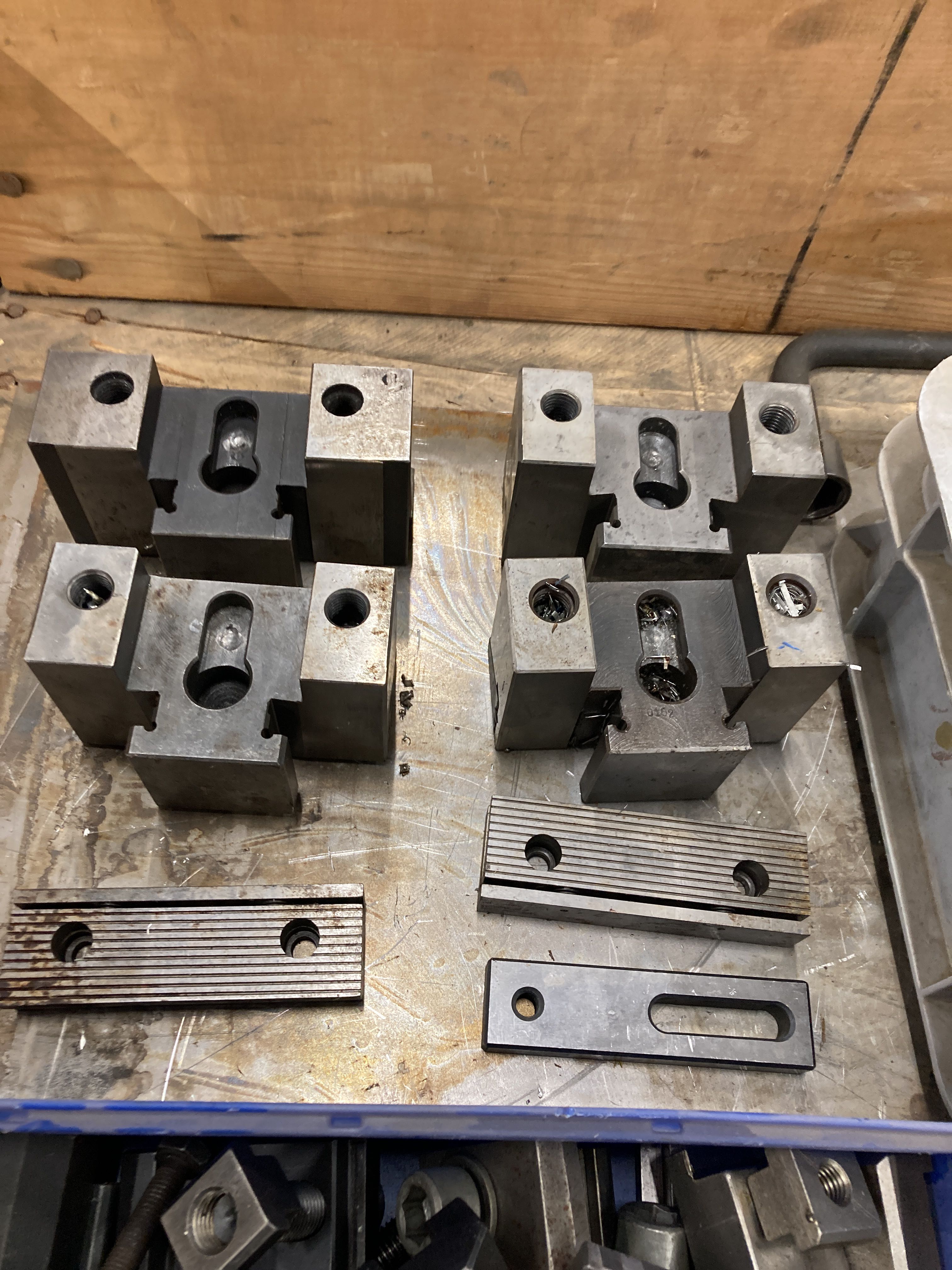 Split machine vise incl accessories - PS Auction - We value the future ...
