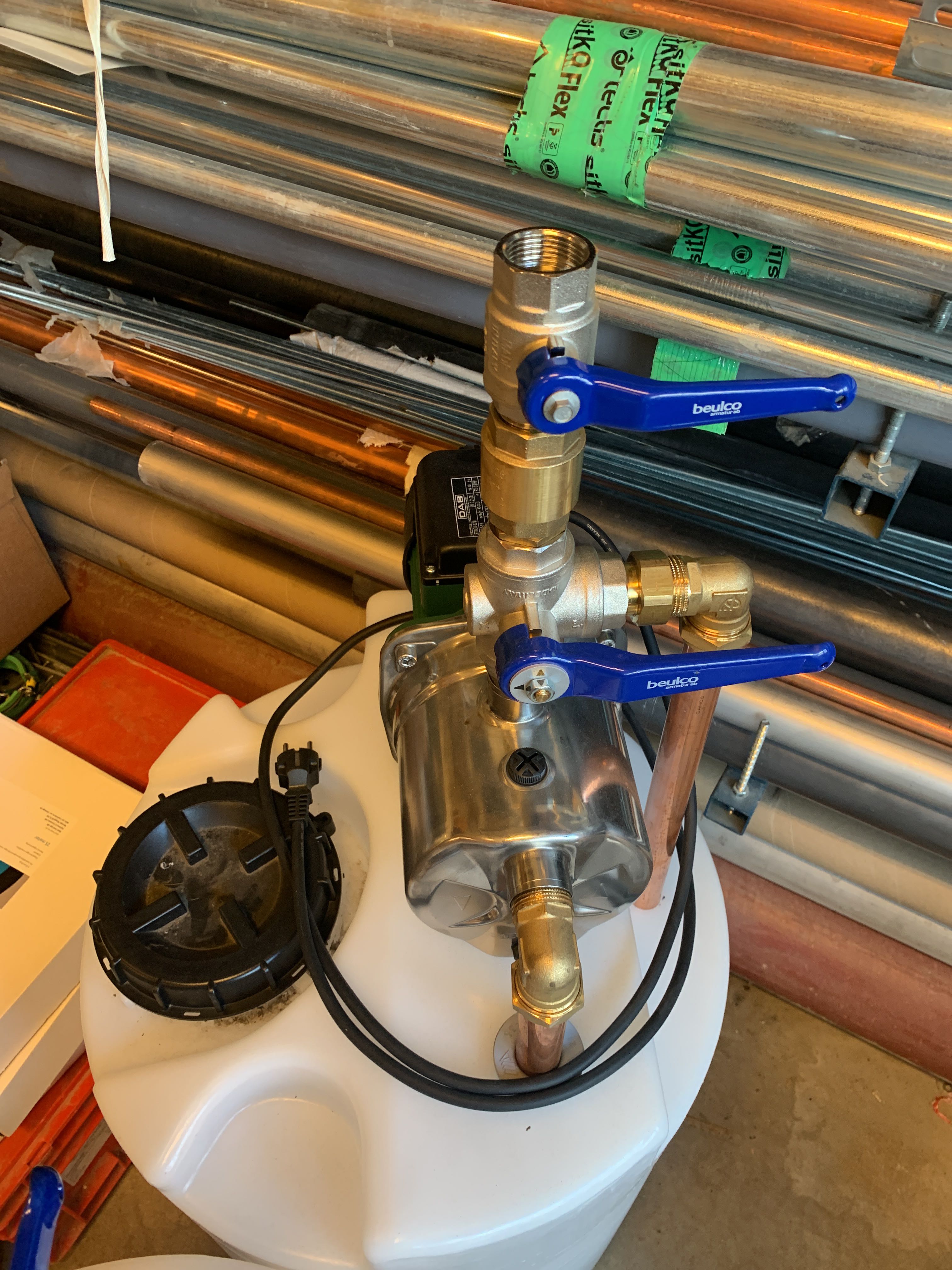 Circulation pump on tank, 2 pieces - PS Auction - We value the future ...