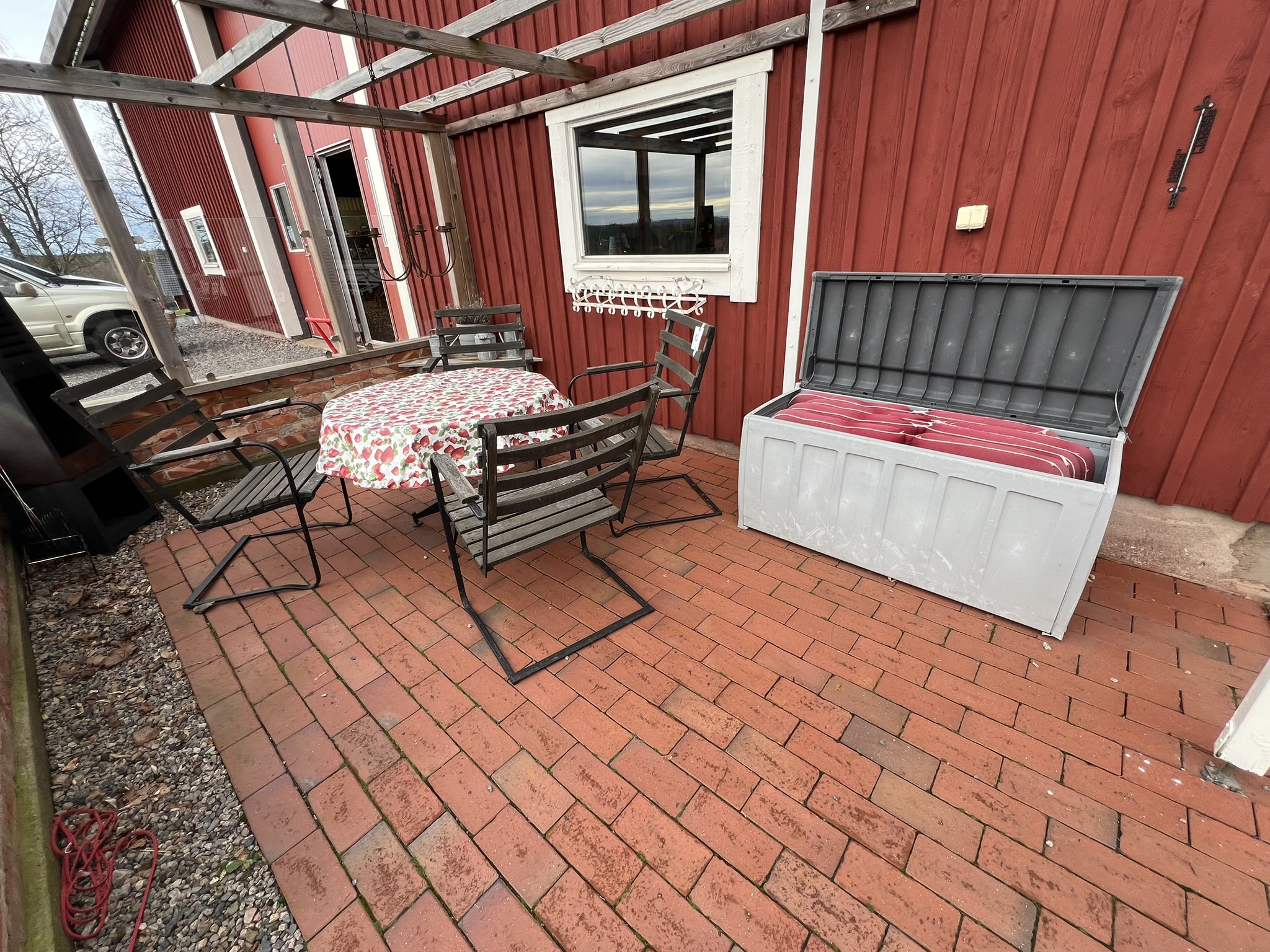 Outdoor furniture and cushion box - PS Auction - We value the future ...