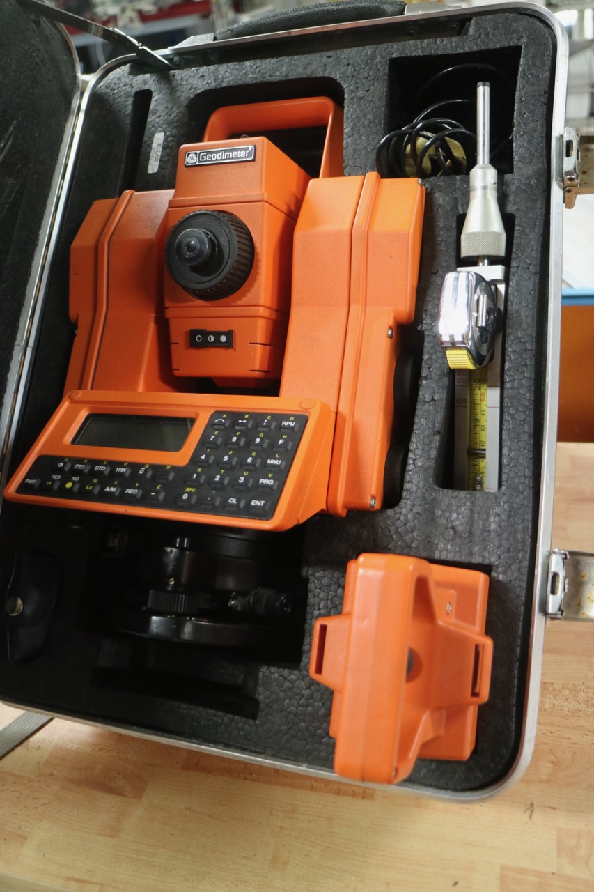 Geodimeter i väska - Auktioner online - Nätauktioner & Konkursauktioner ...