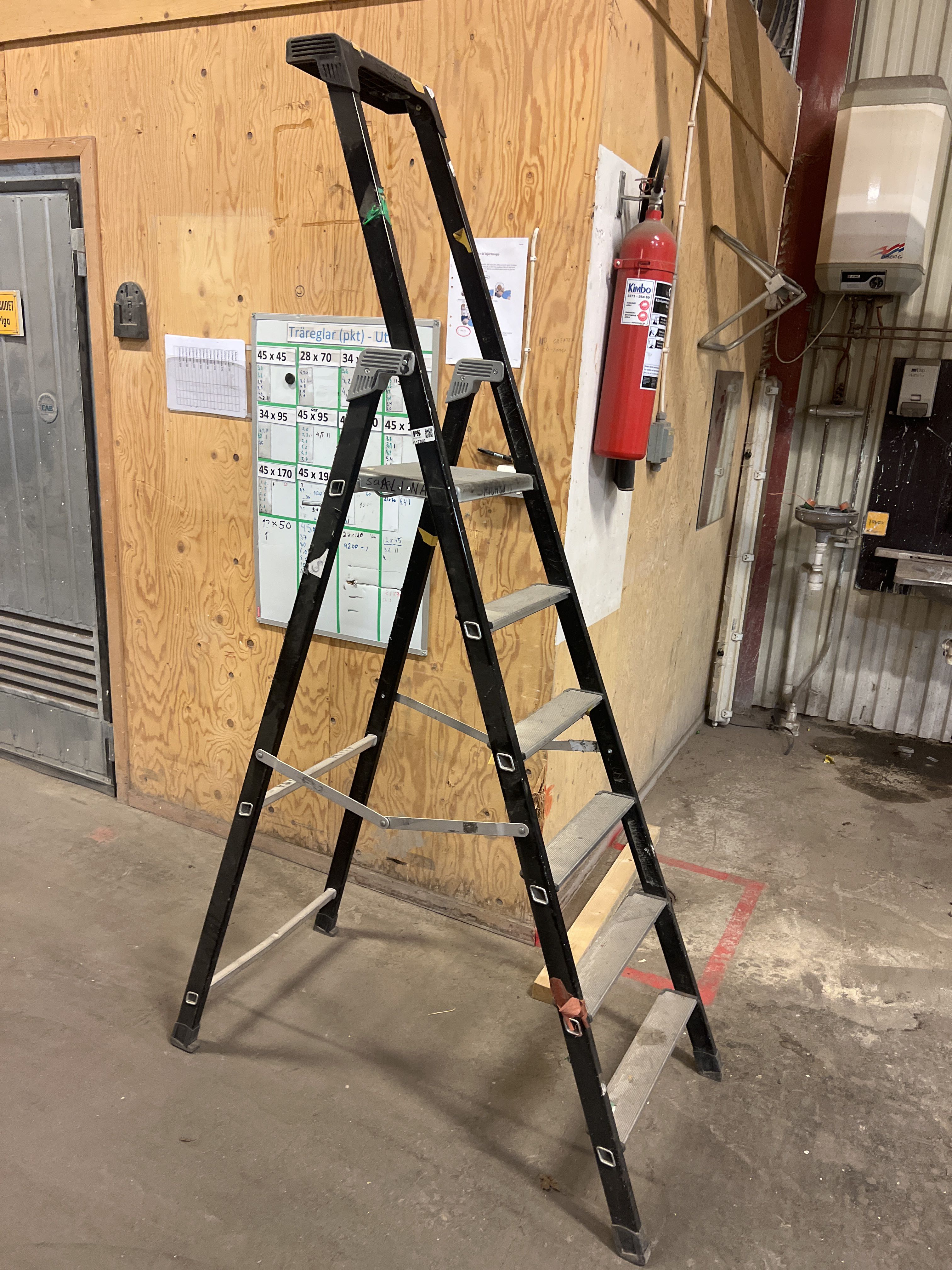 Ladder and Workbench - PS Auction - We value the future - Largest in ...