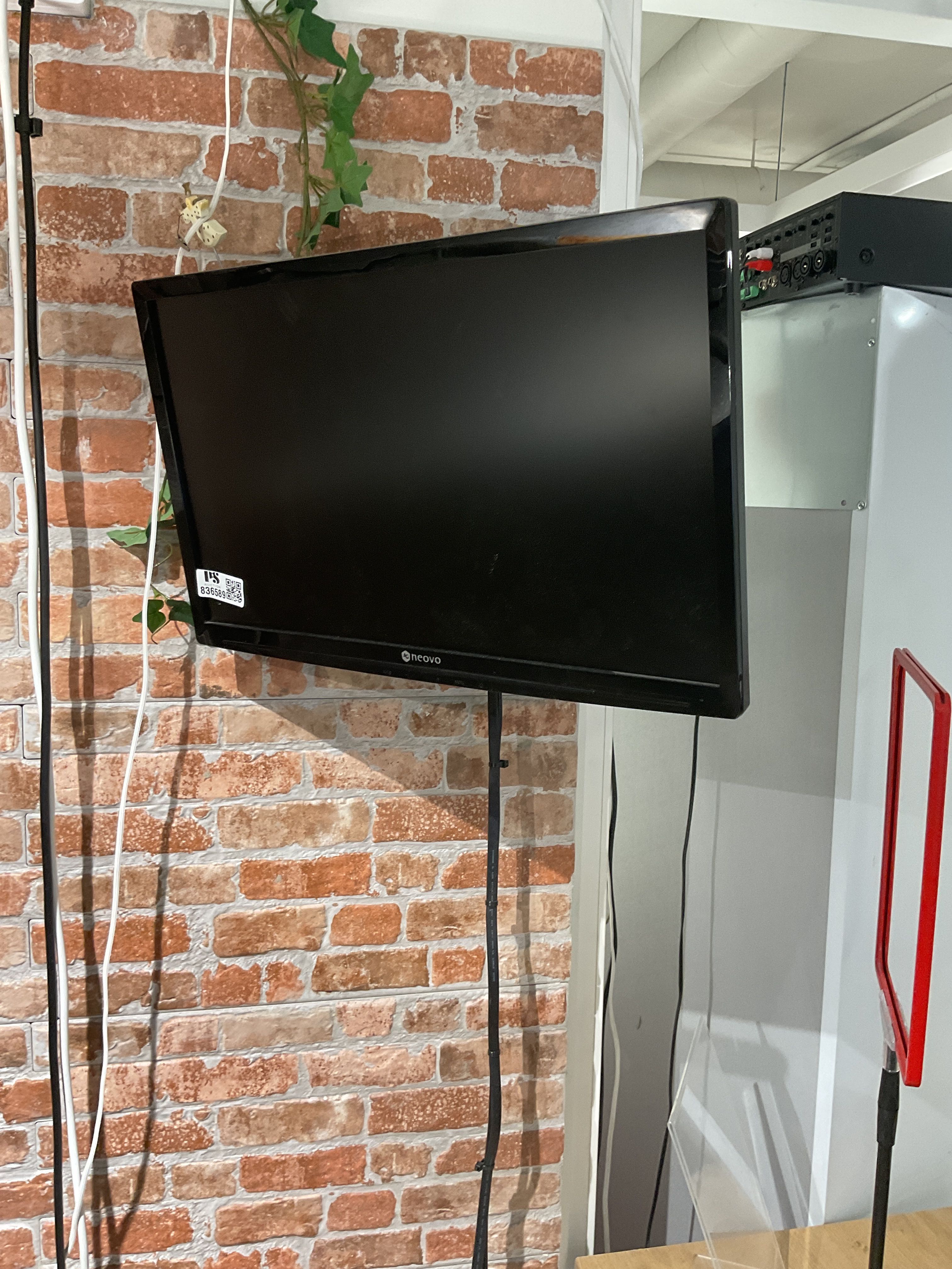 Wall-mounted TV screen - PS Auction - We value the future - Largest in ...