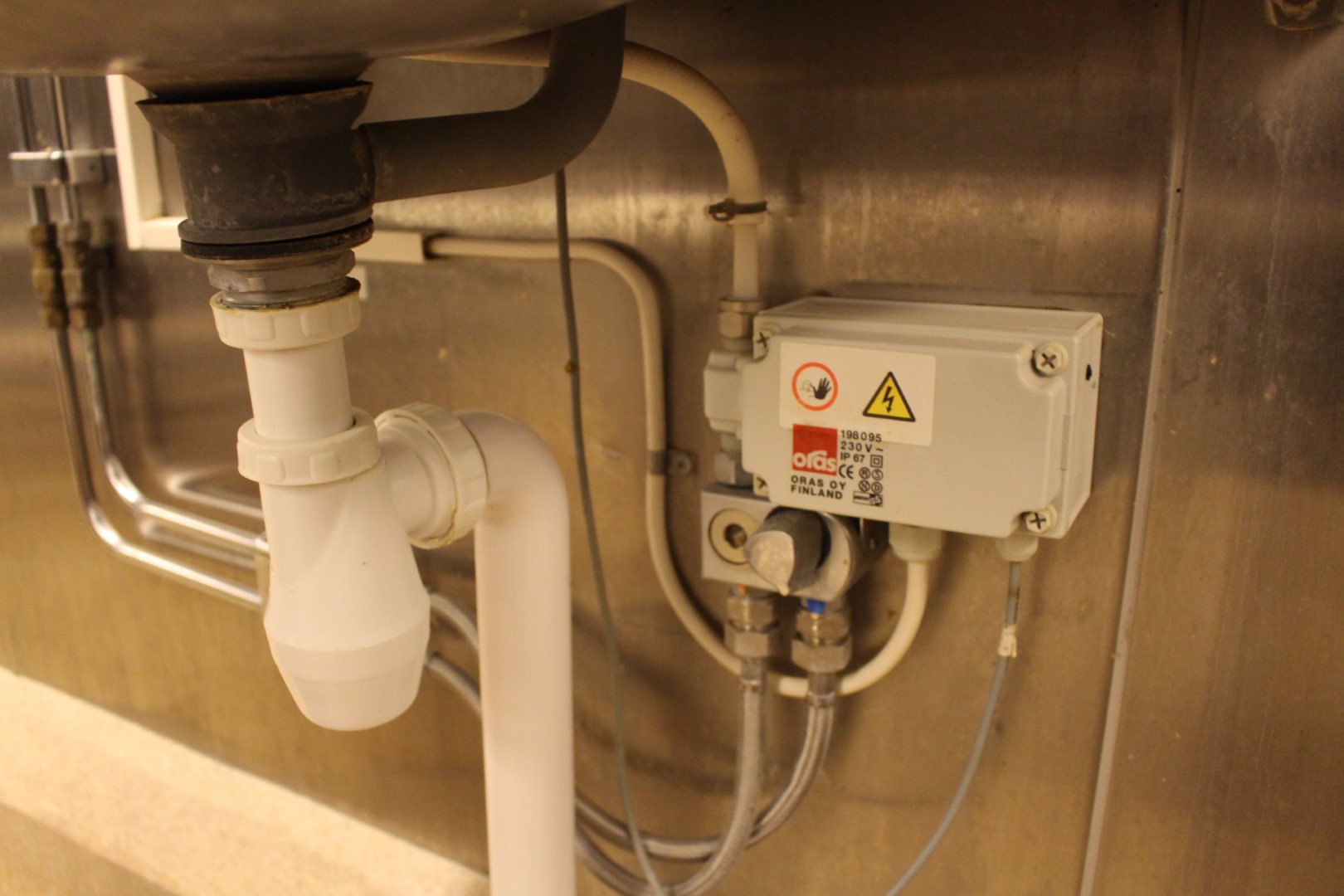 Beröringsfritt handfat i rostfritt stål med sensorstyrd blandare - PS ...