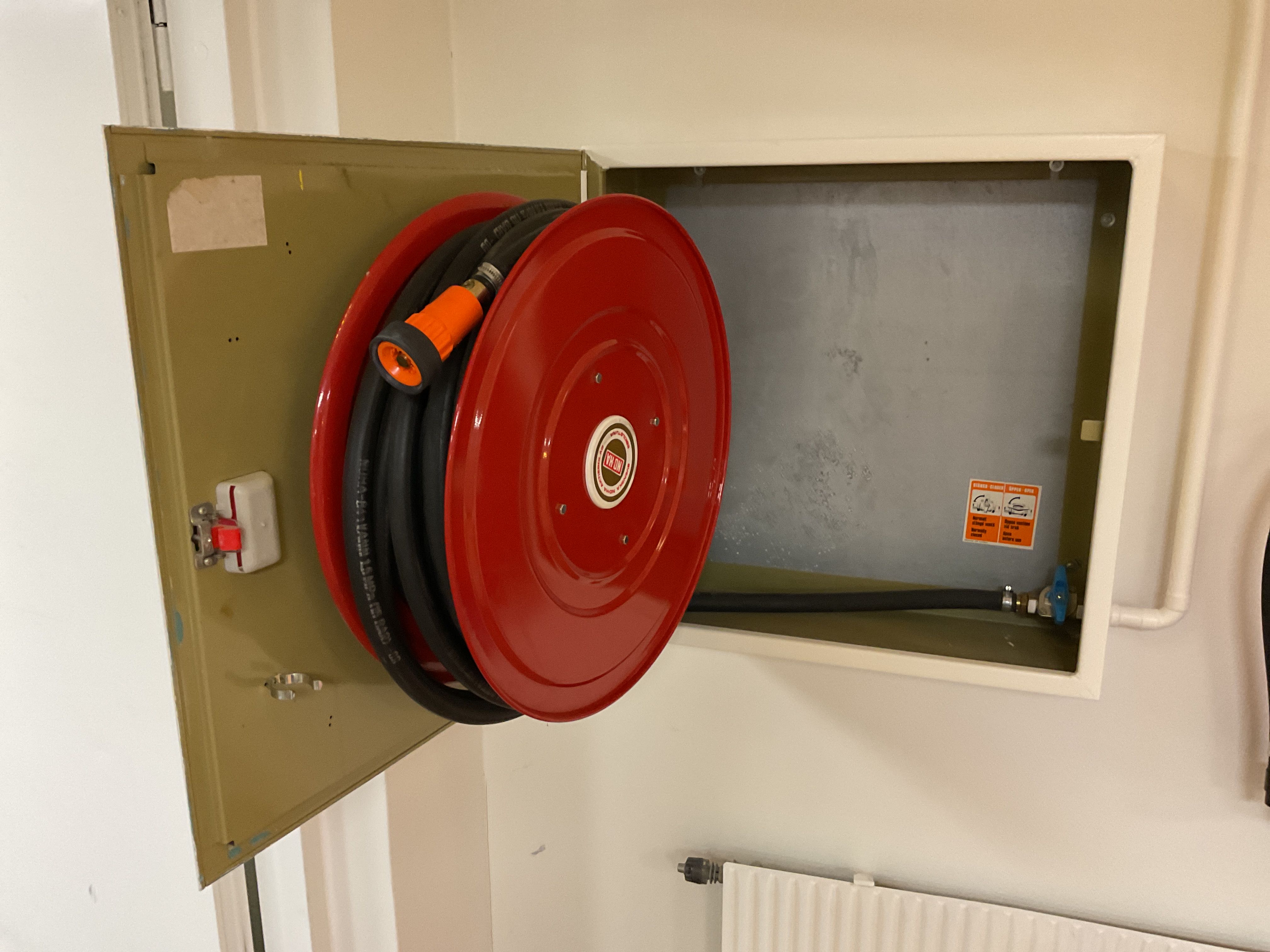 Brandpost med slang samt skåp. - Auktioner online - Nätauktioner & Konkursauktioner | PS Auction