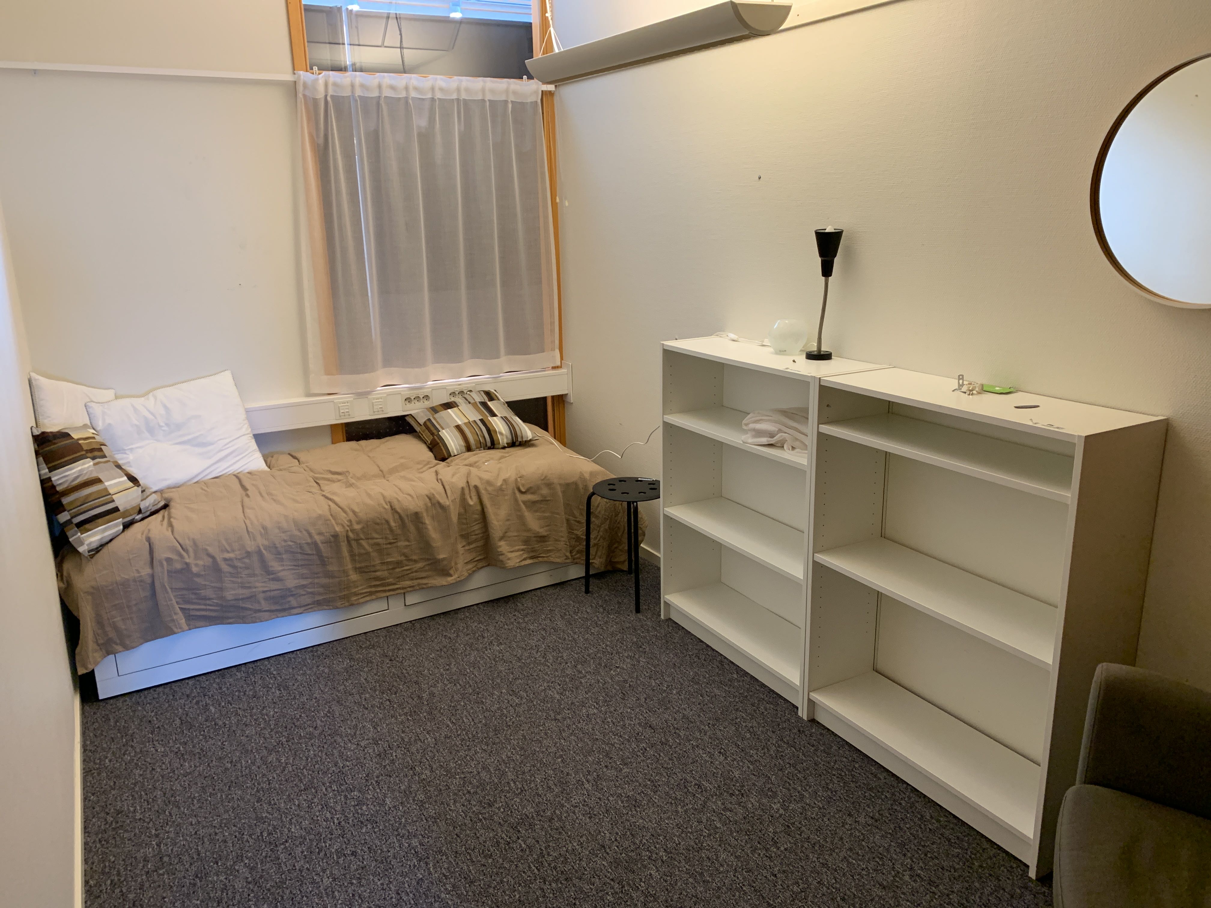 Vilorum: säng, bokhyllor, fåtölj m.m. - Auktioner online - Nätauktioner ...