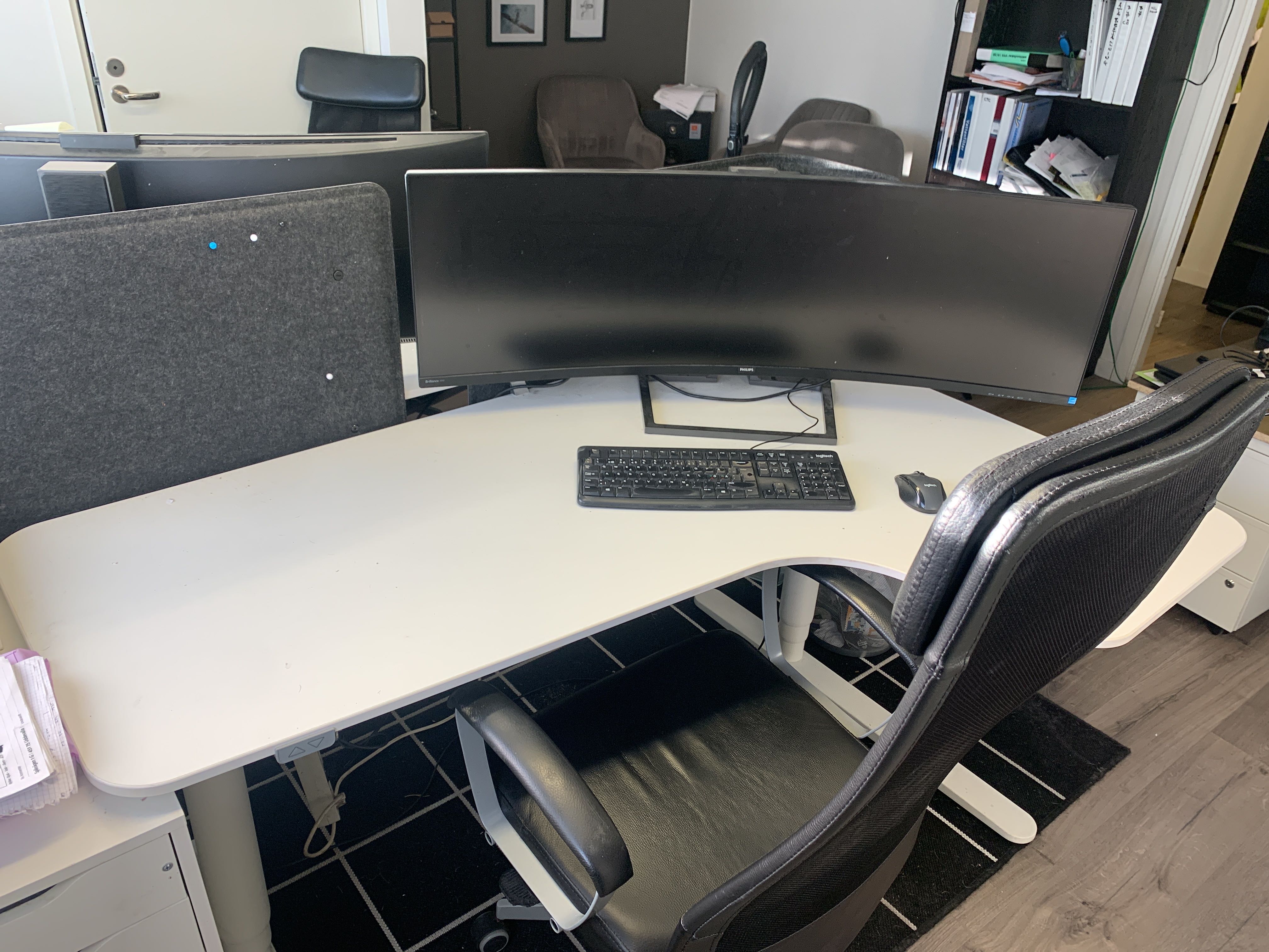 Workstation with raise/lower table - PS Auction - We value the future ...