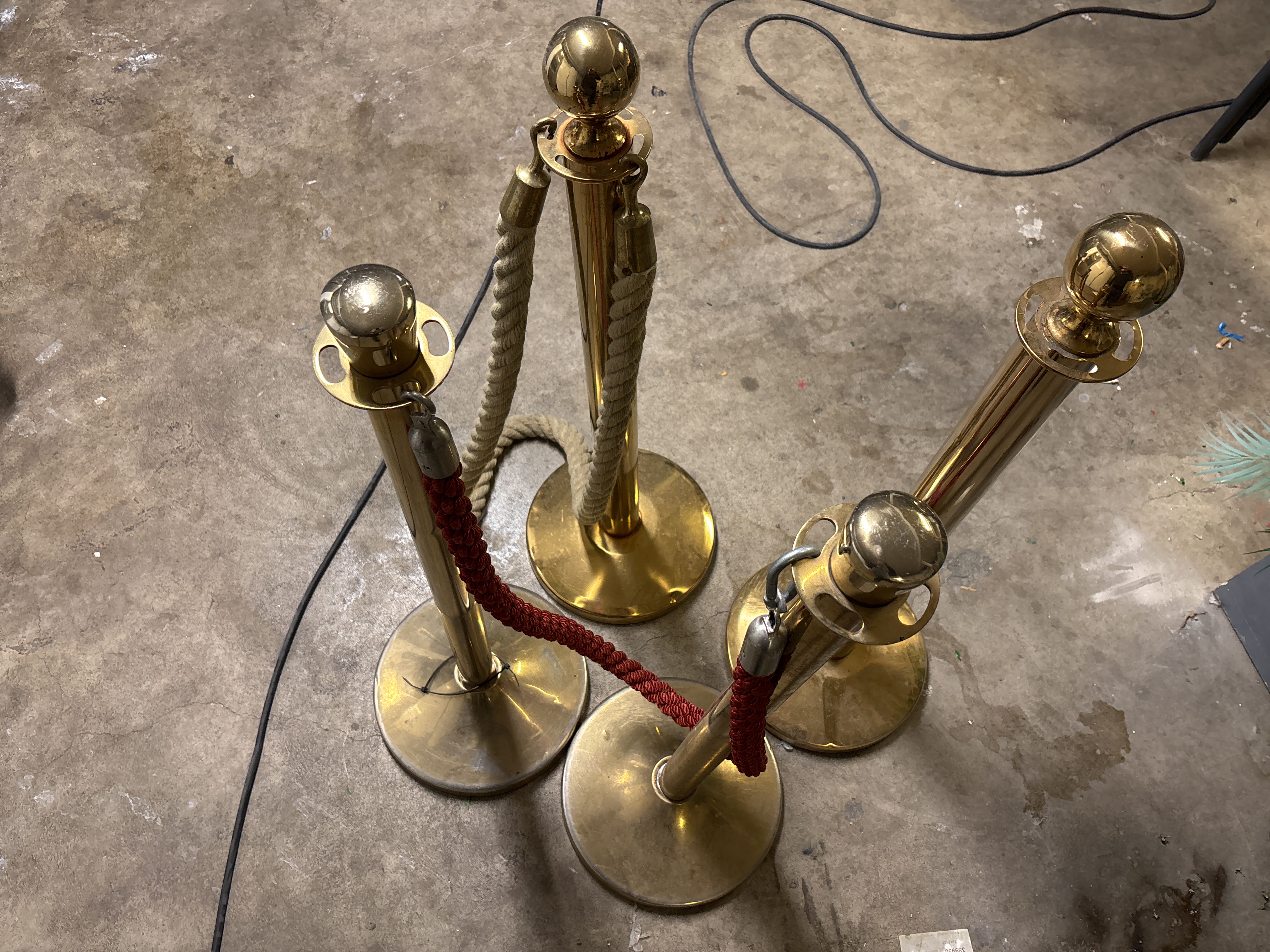 Mässingsfärgade avspärrningsstolpar med rep - Auktioner online ...