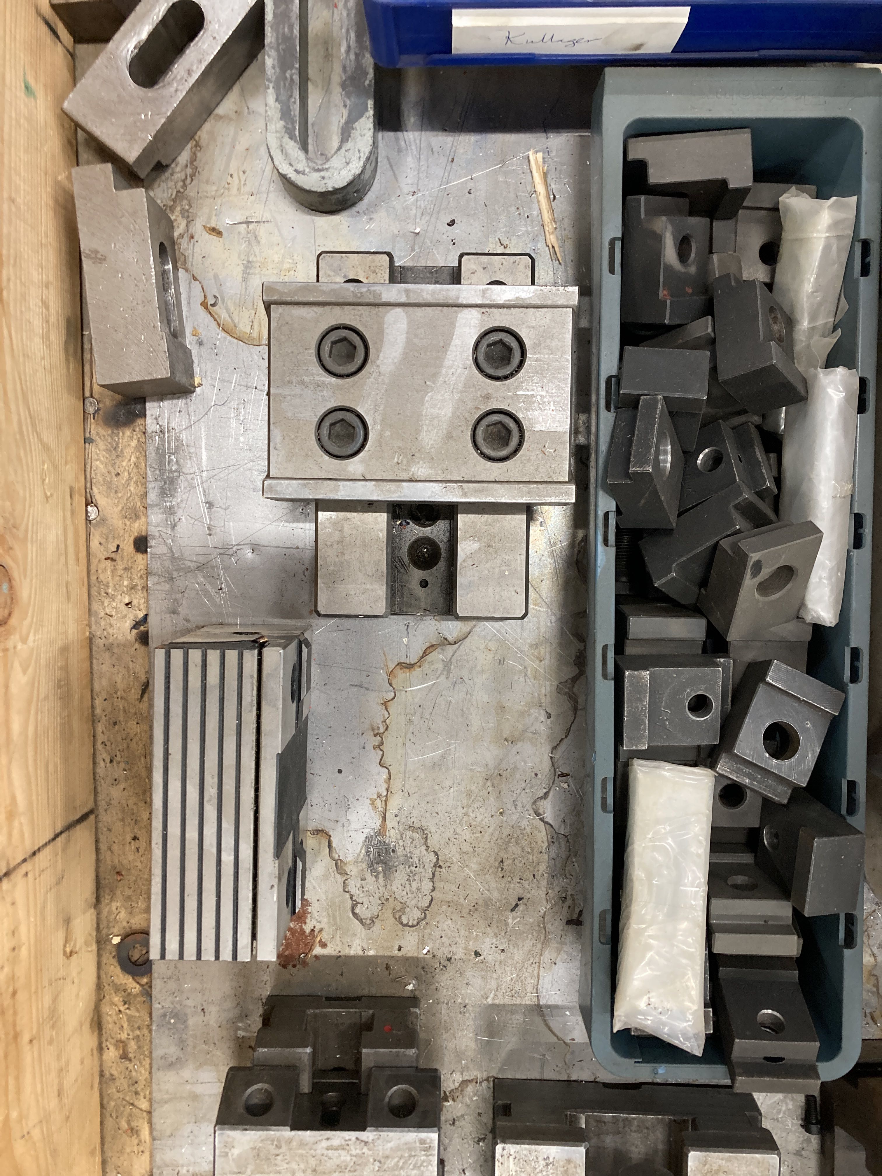 Split machine vise incl accessories - PS Auction - We value the future ...
