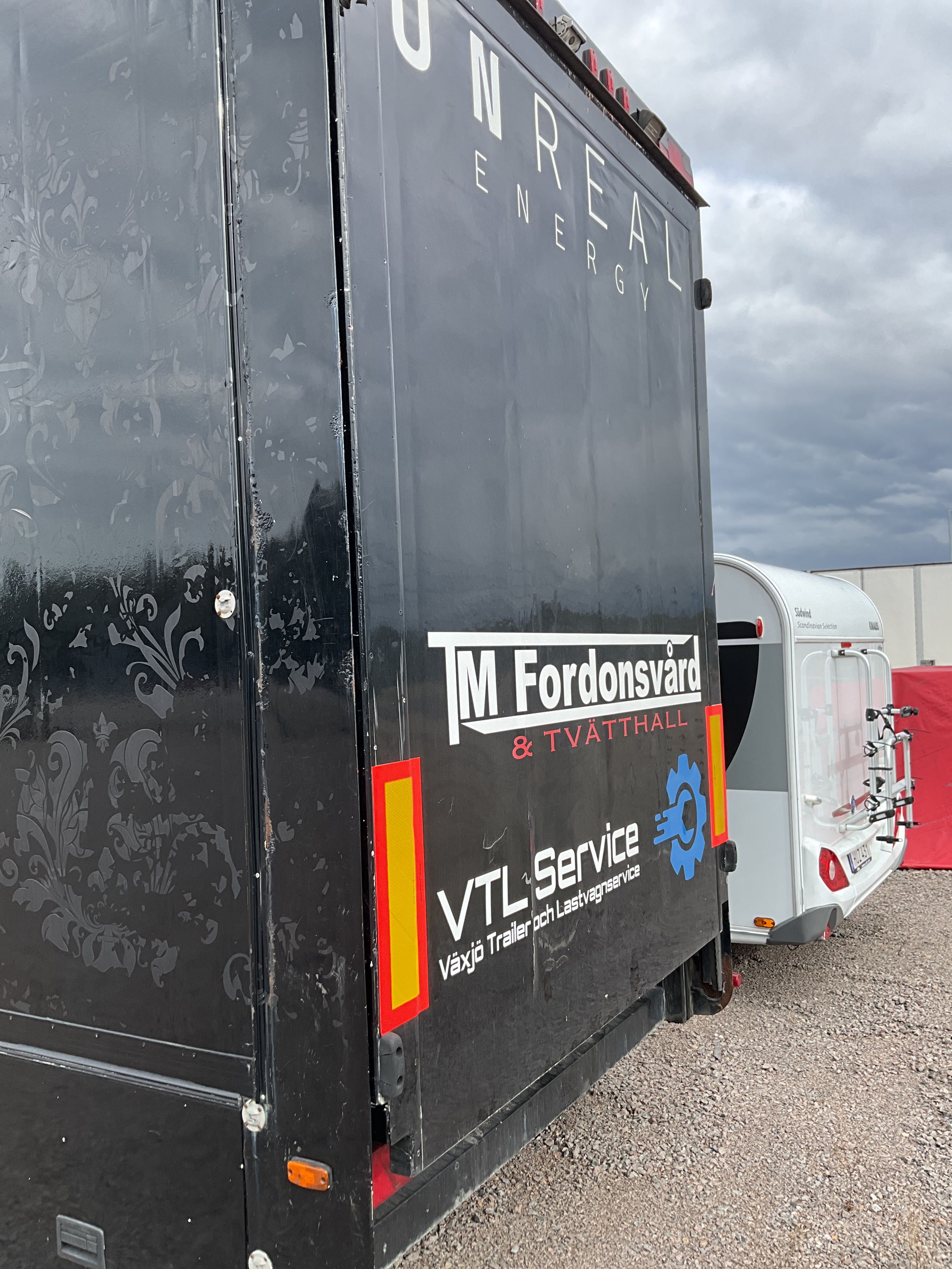 Scania dragbil med VM-trailer för racing - Auktioner online ...