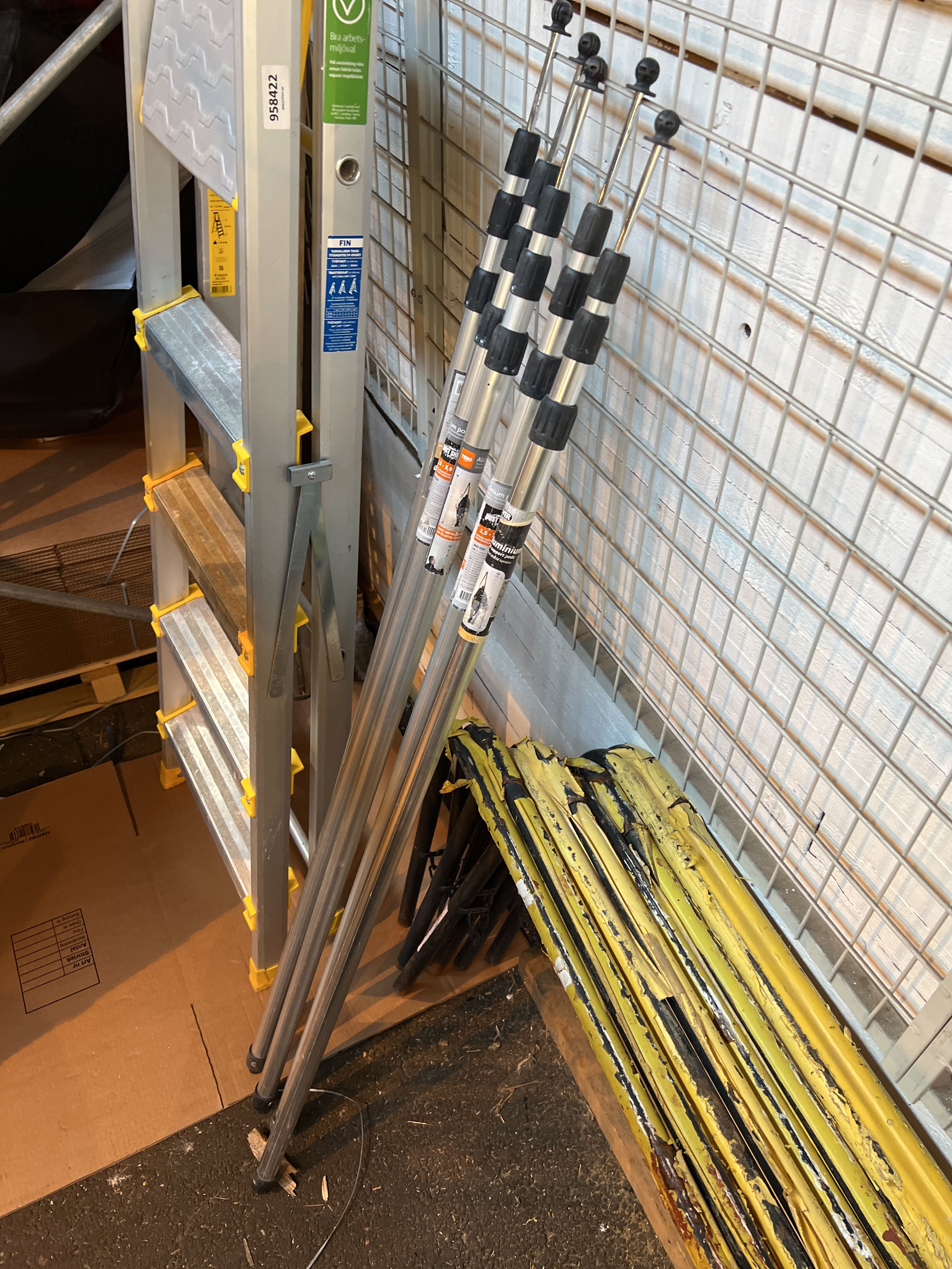 Plaster stand, trestles, ladder and spirit level - PS Auction - We ...
