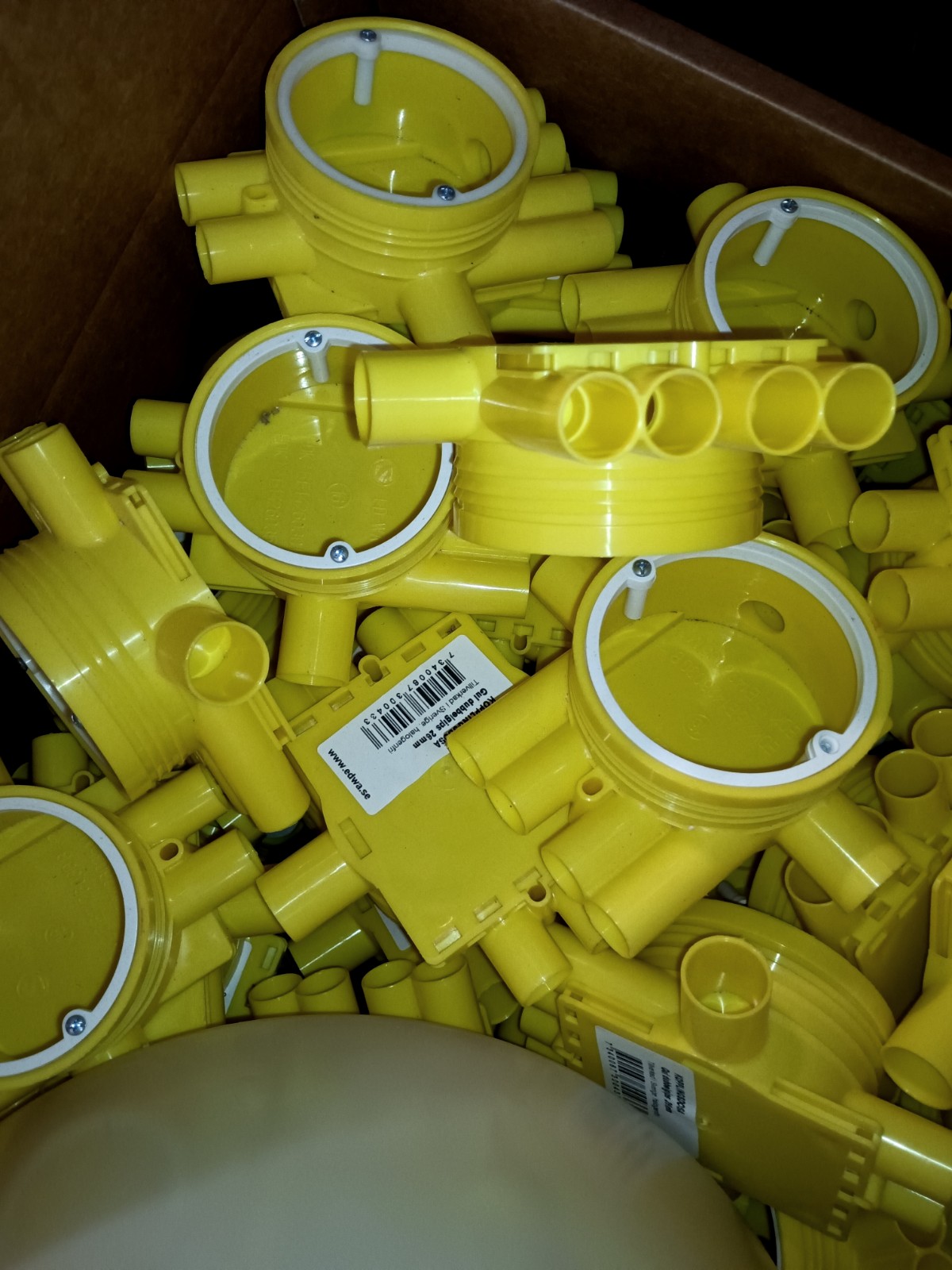 Junction boxes for plaster, single and double, 50 pieces - PS Auction ...
