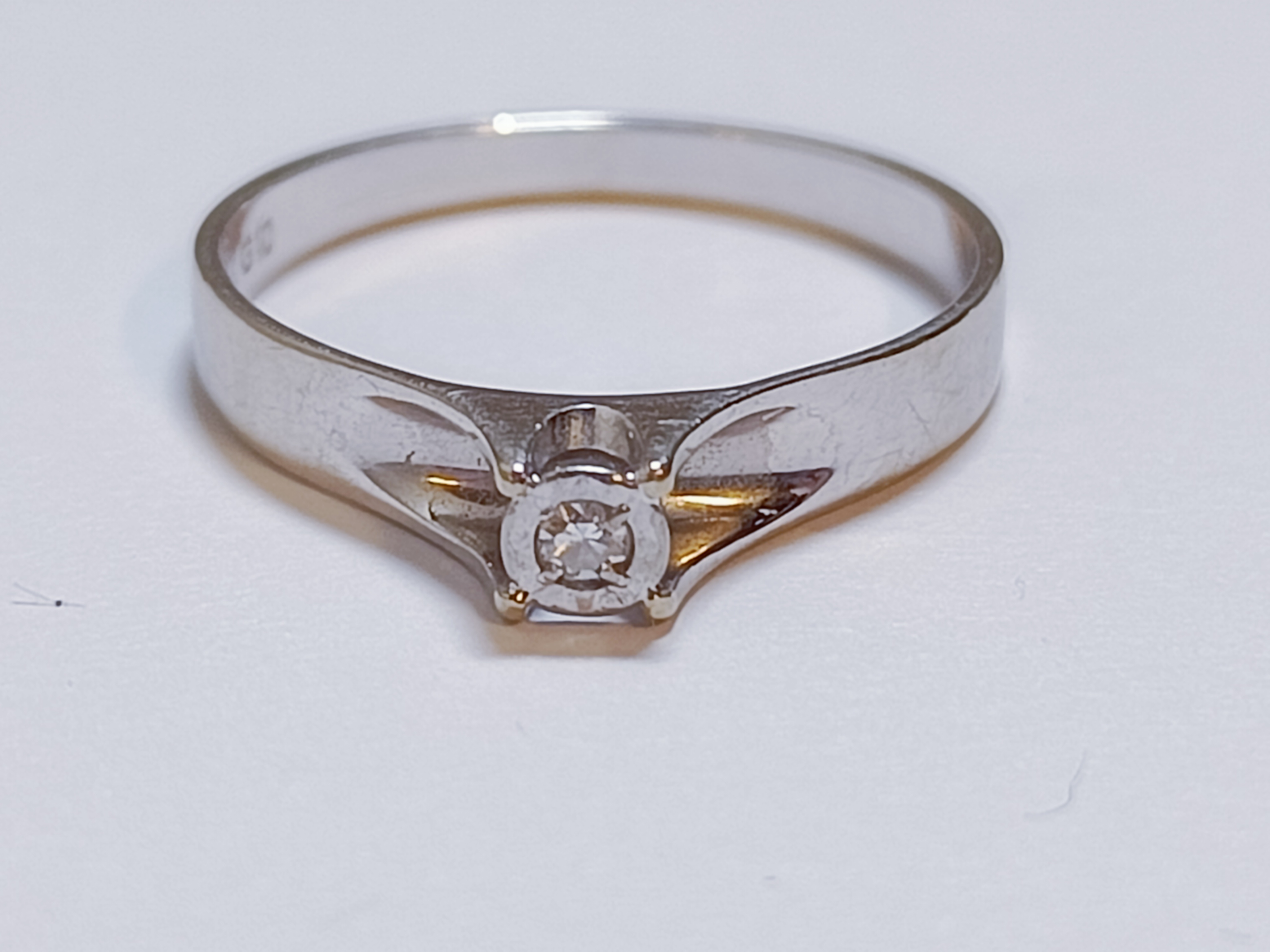 Guldring i vitt guld 18K med sten - Auktioner online - Nätauktioner ...