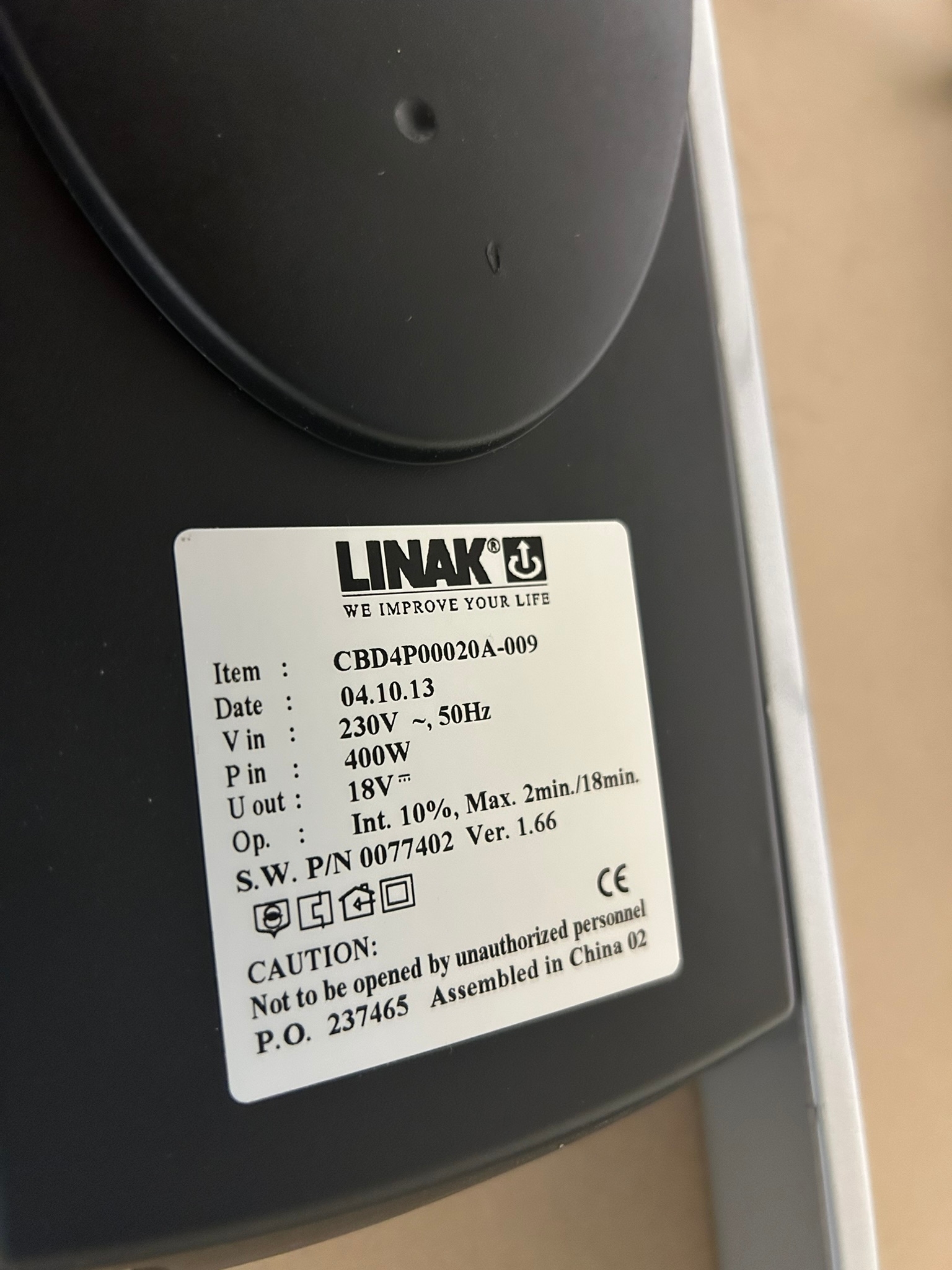 Desk with curved top and electric stand (Linak) - PS Auction - We value ...