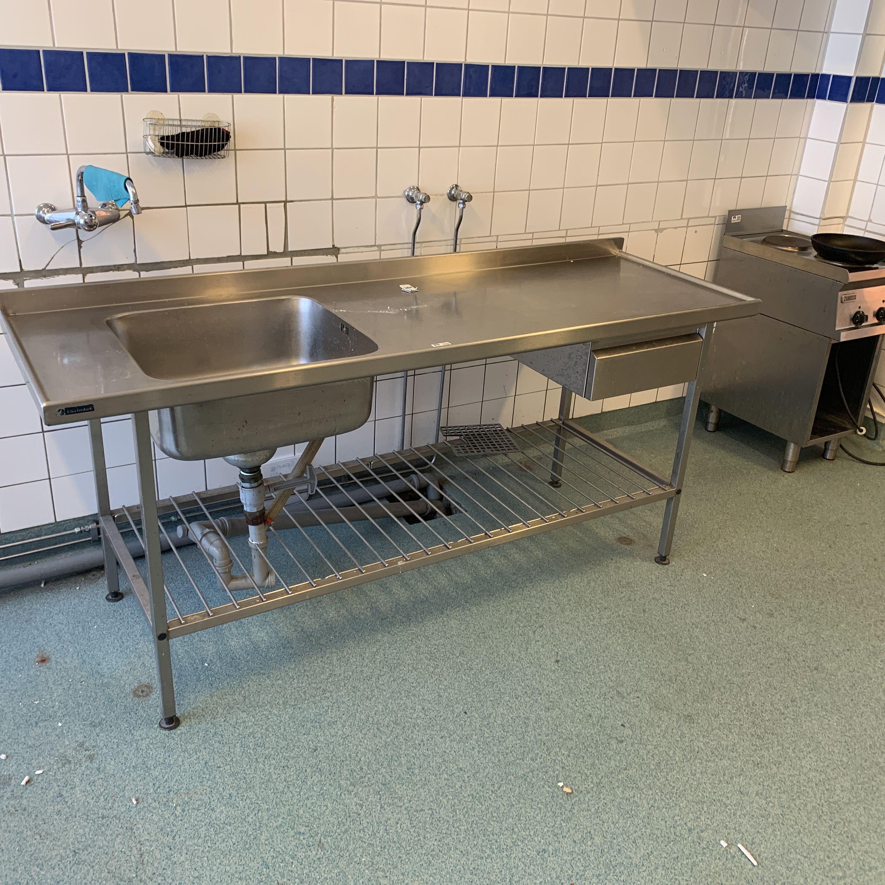 Rostfri bänk med vask och underhylla 200x63cm - Auktioner online ...