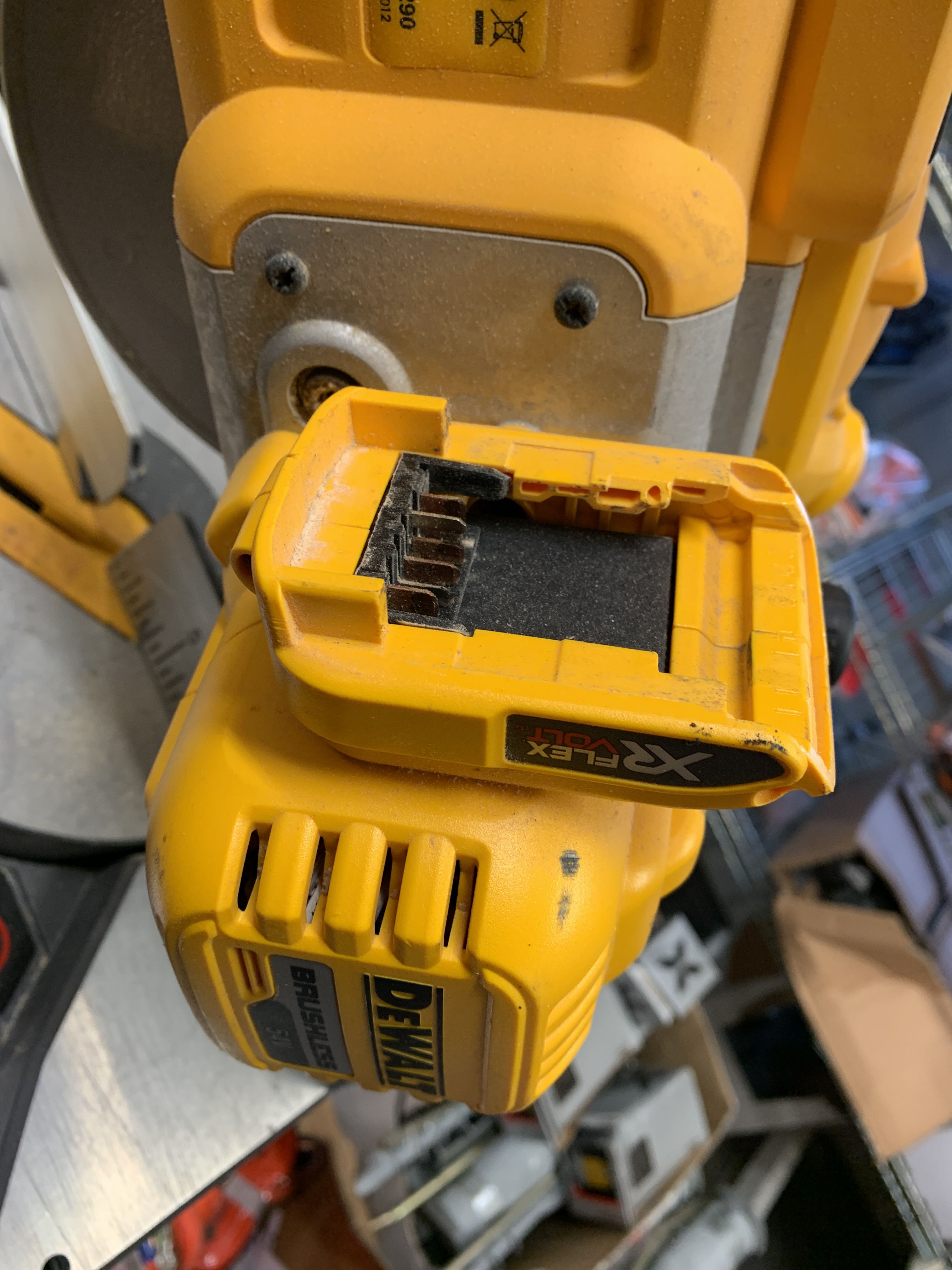 Cut and saw saw battery-powered Dewalt DCS777 with saw table - PS ...