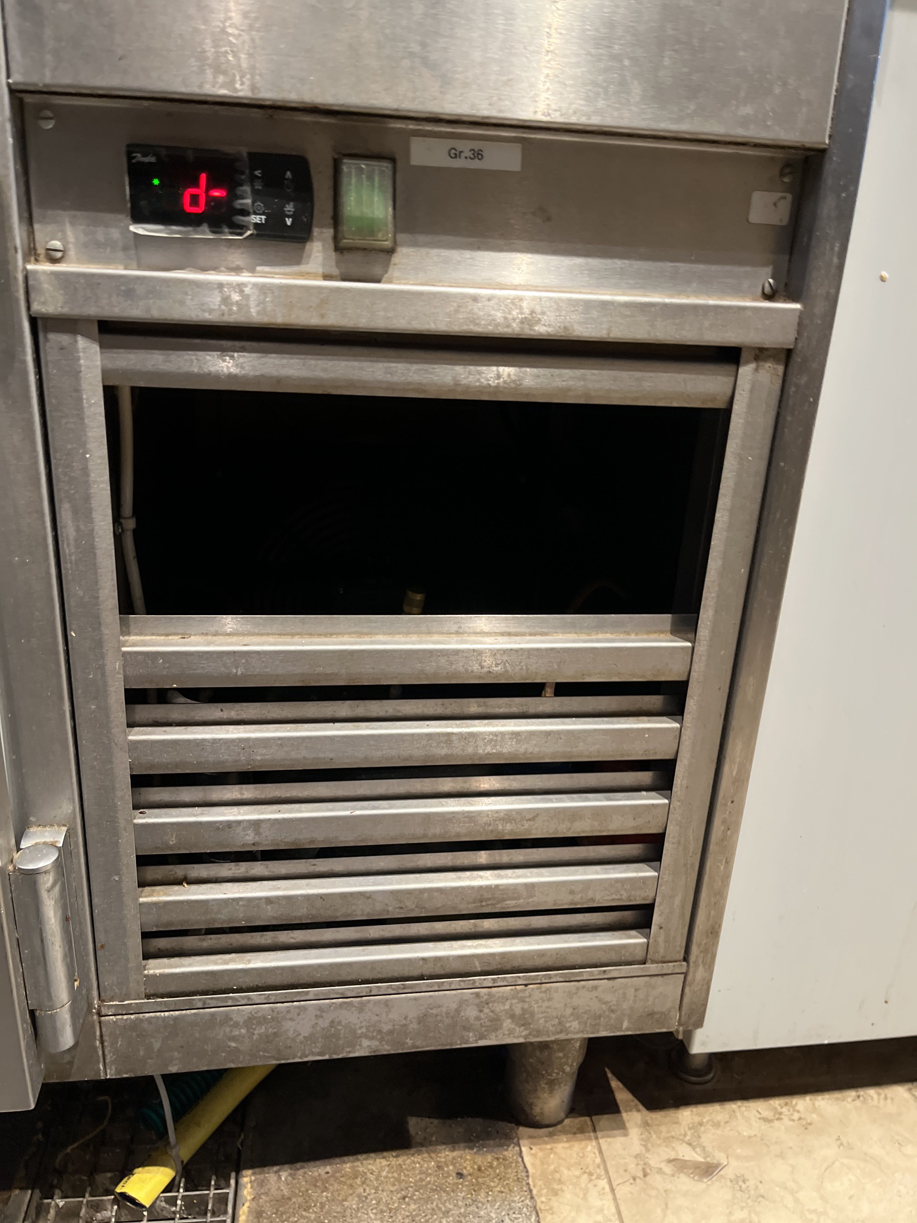 Cooling bench with wall-mounted cooling channel - PS Auction - We value ...