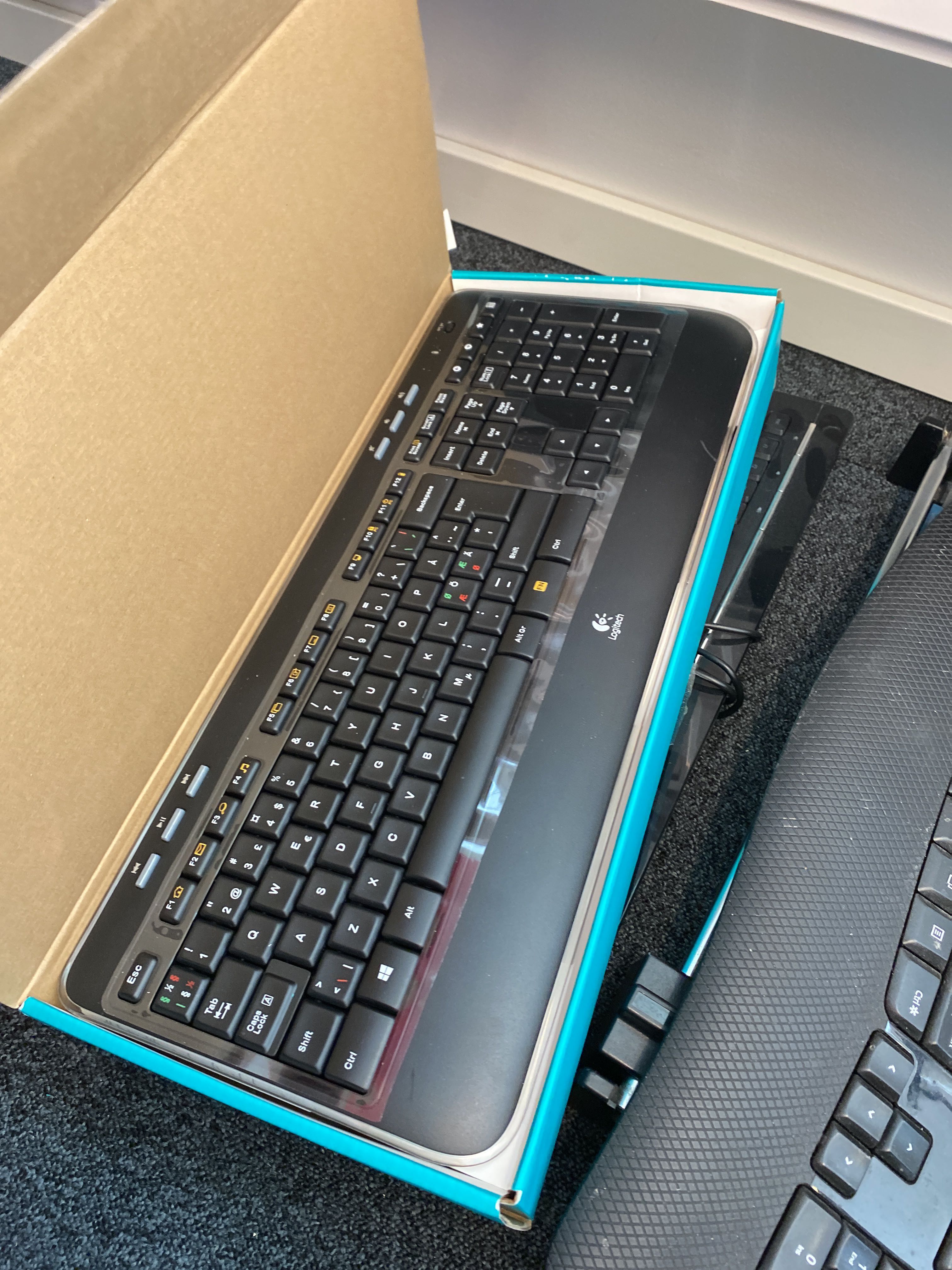 A3 laminating machine and various loose PC accessories - PS Auction ...