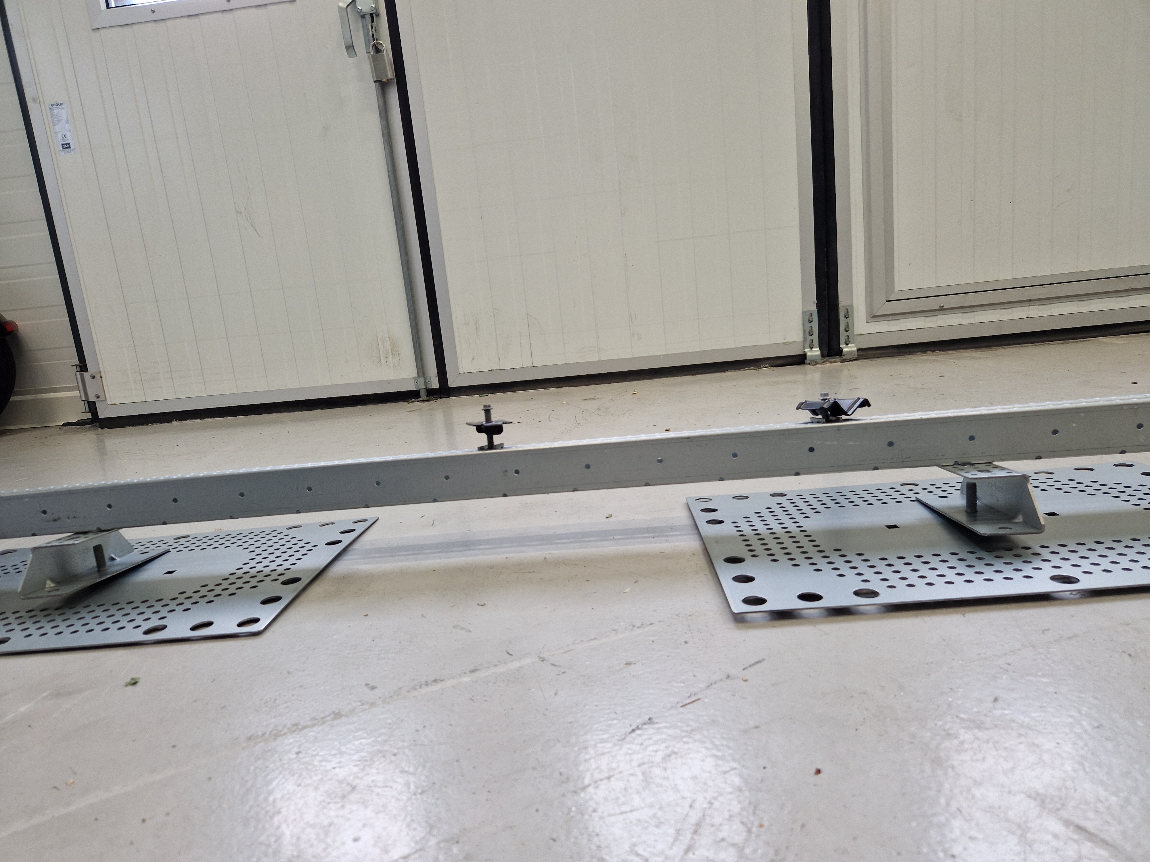 Mounting system for 120 solar panels on cardboard roofs - Swemount - PS ...