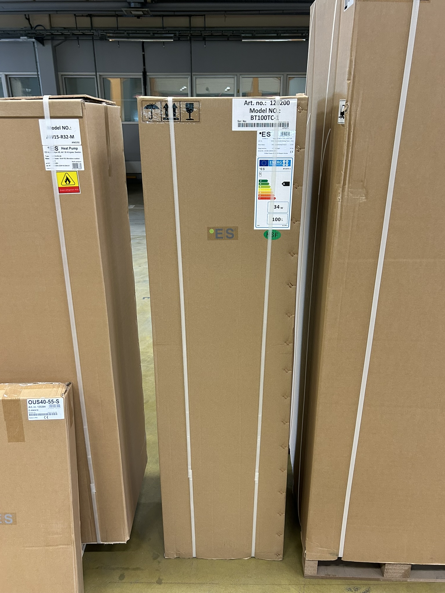 15 kW luft/vatten värmepump från Energy Save. Varmvattentank ...