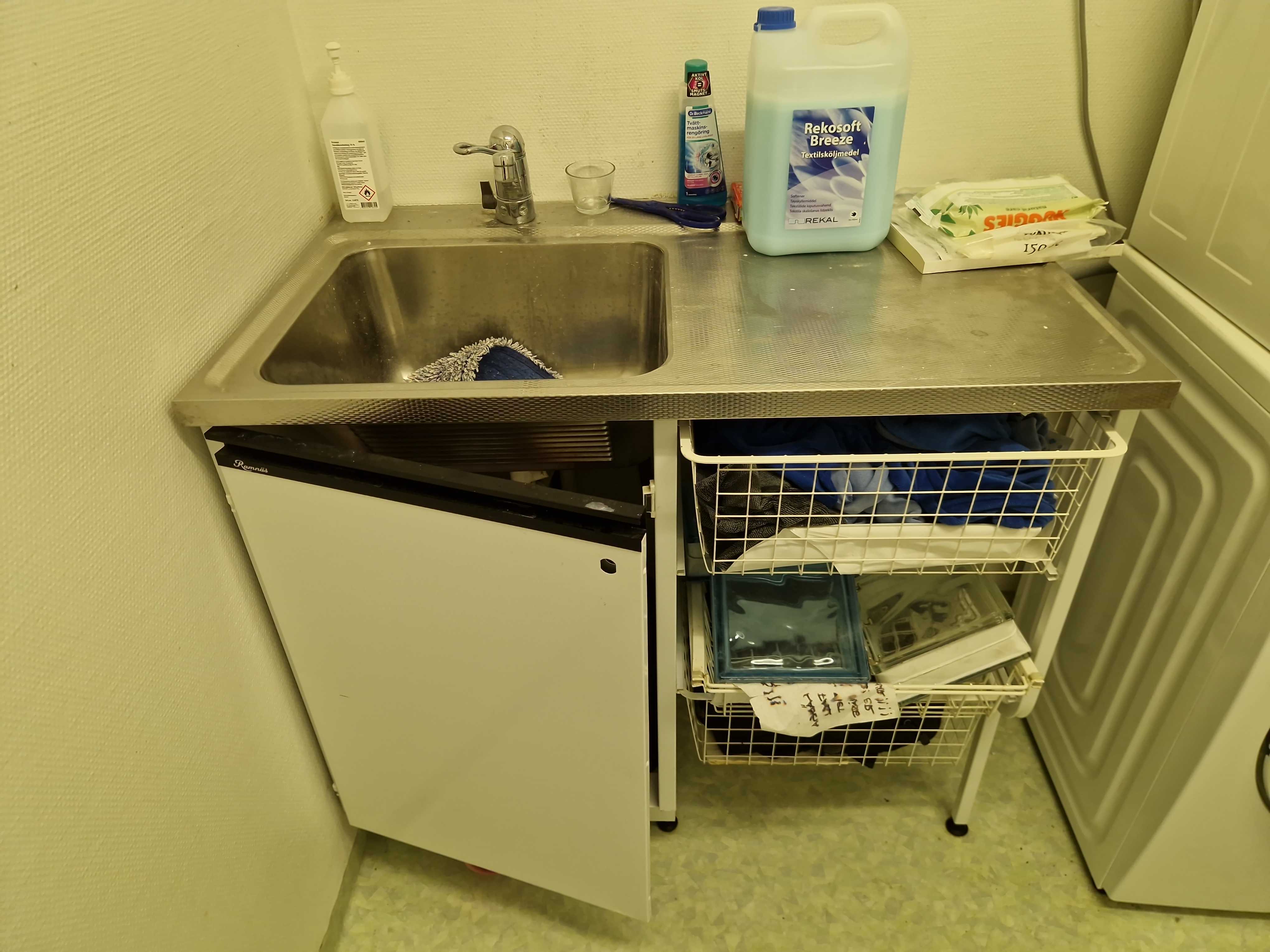 Tvättpelare, dammsugare, vask och stege - Auktioner online ...