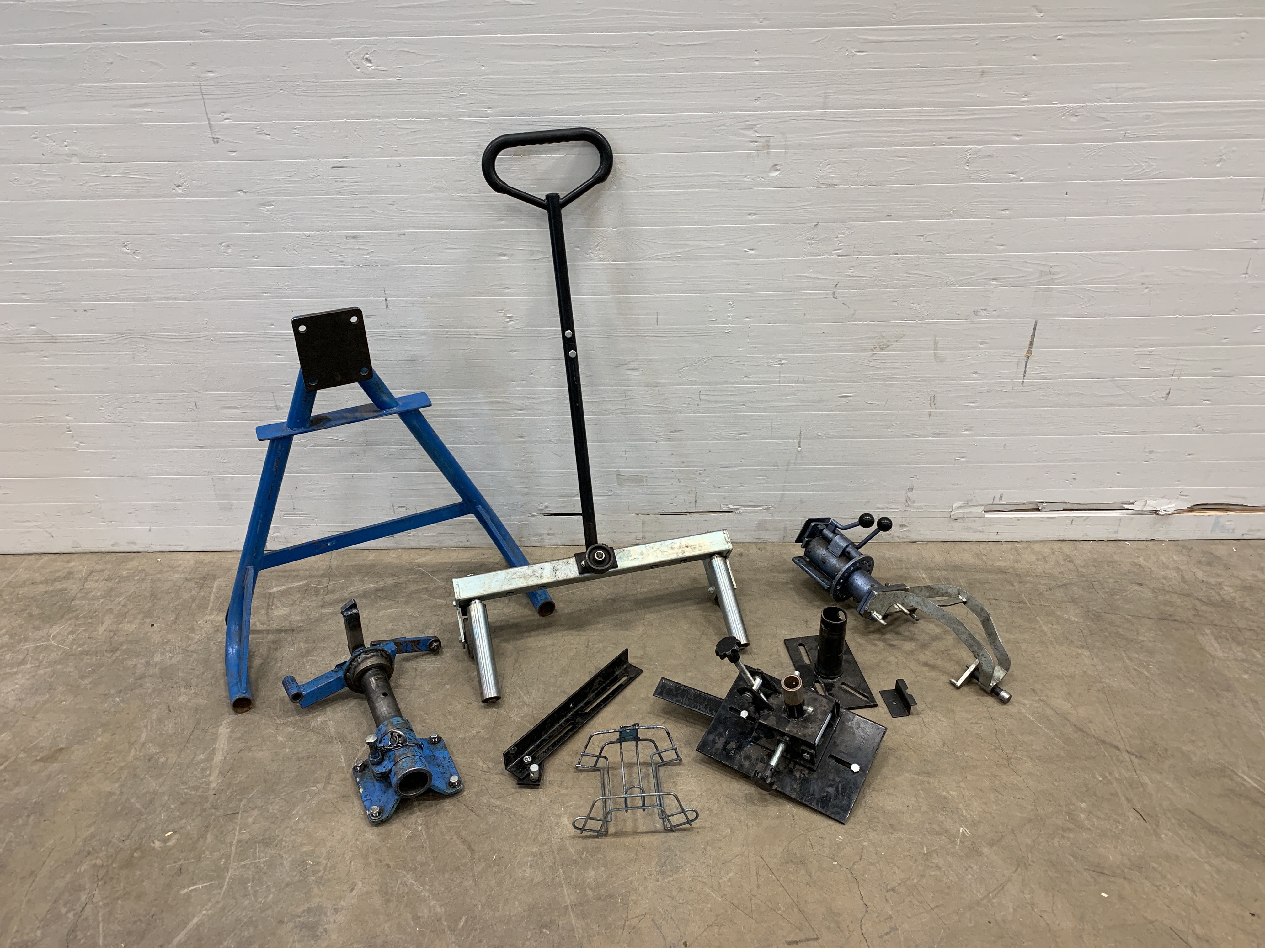 Assortment of various workshop accessories. - PS Auction - We value the ...