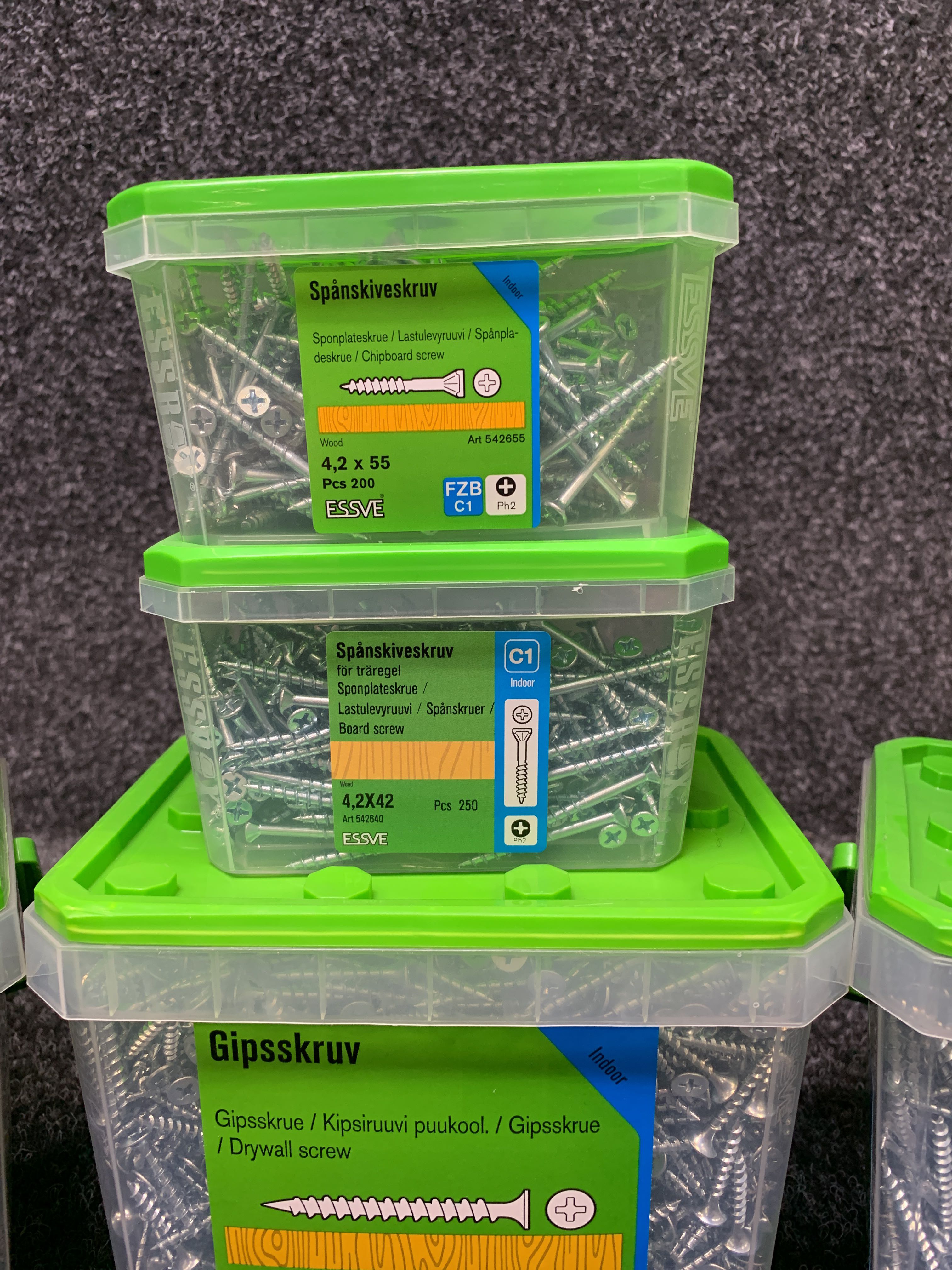 Sortiment med gipsskruv & spånskiveskruv Essve - Auktioner online ...
