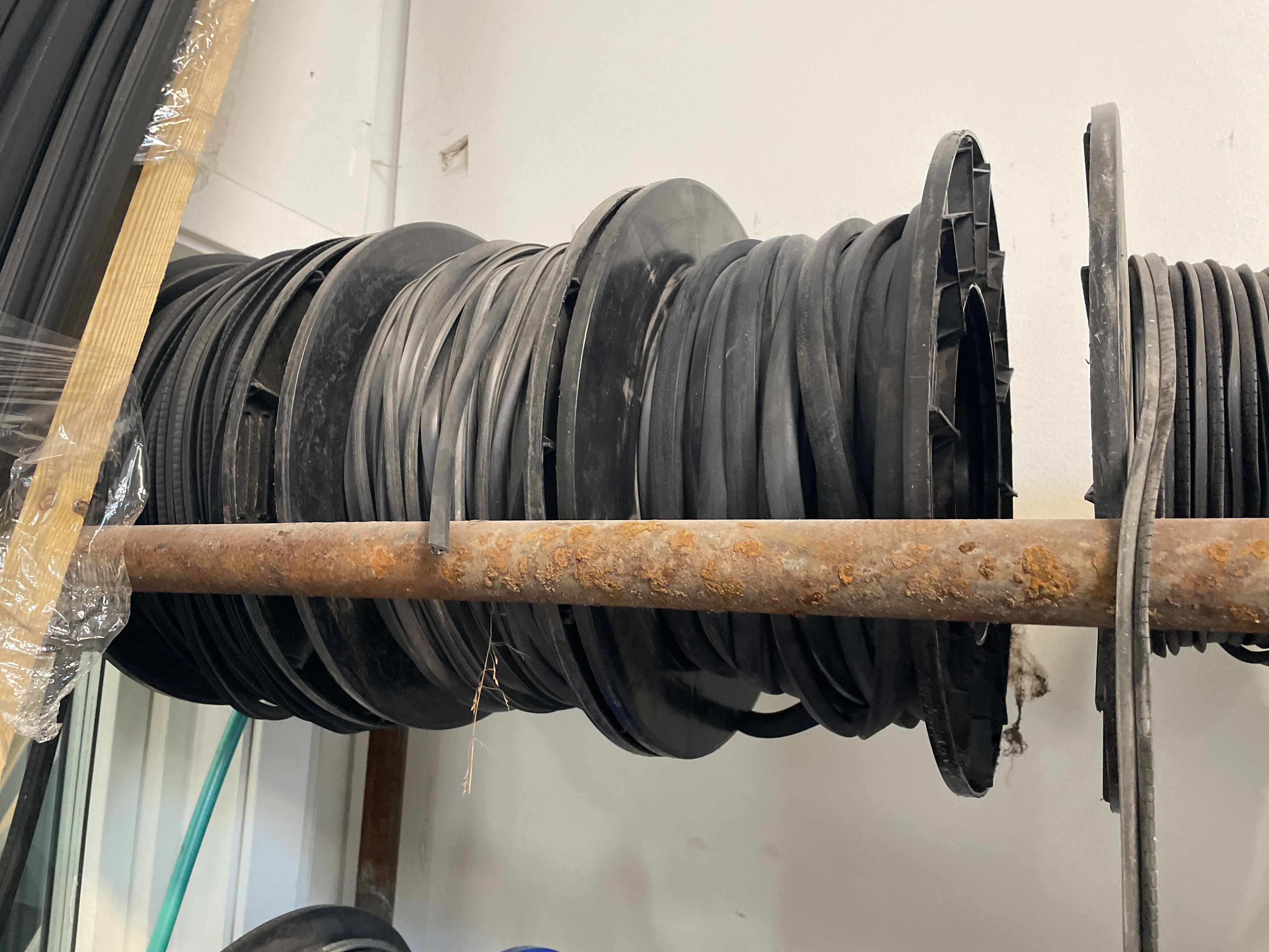 Scaffolding for cable reels and various rubber strips - PS Auction - We ...