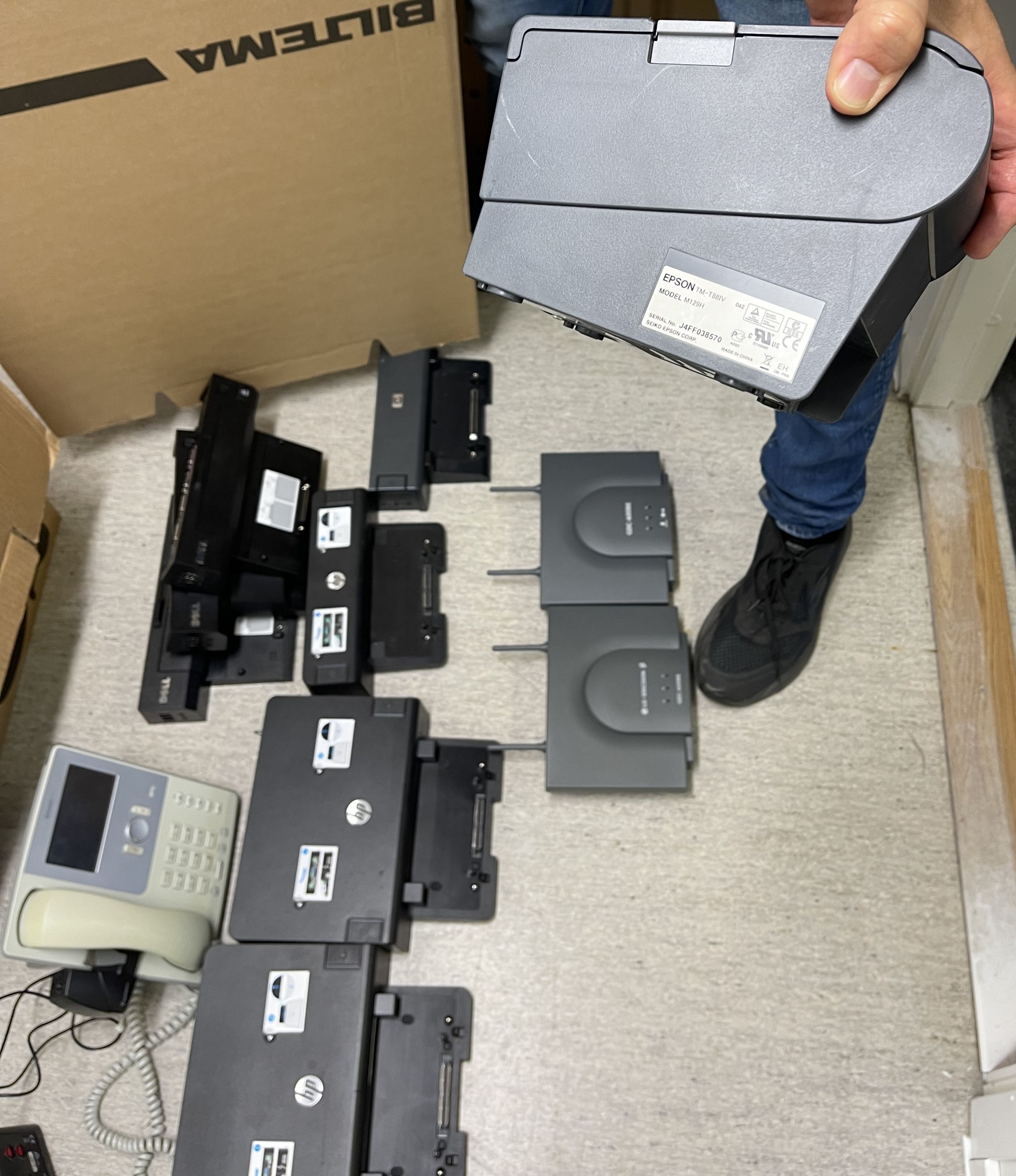 Docking stations, 8 pieces, and label printer - PS Auction - We value ...