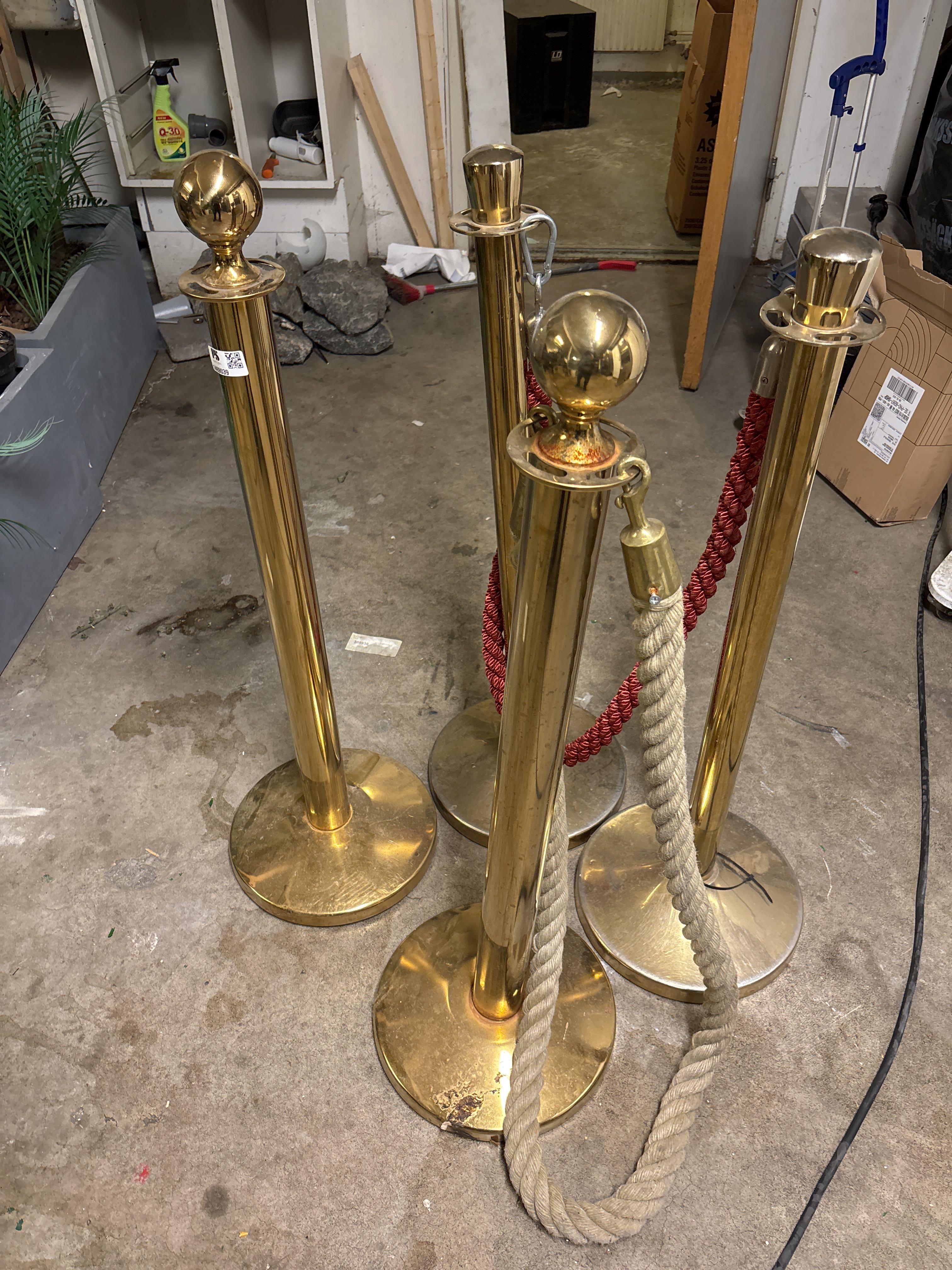 Mässingsfärgade avspärrningsstolpar med rep - Auktioner online ...