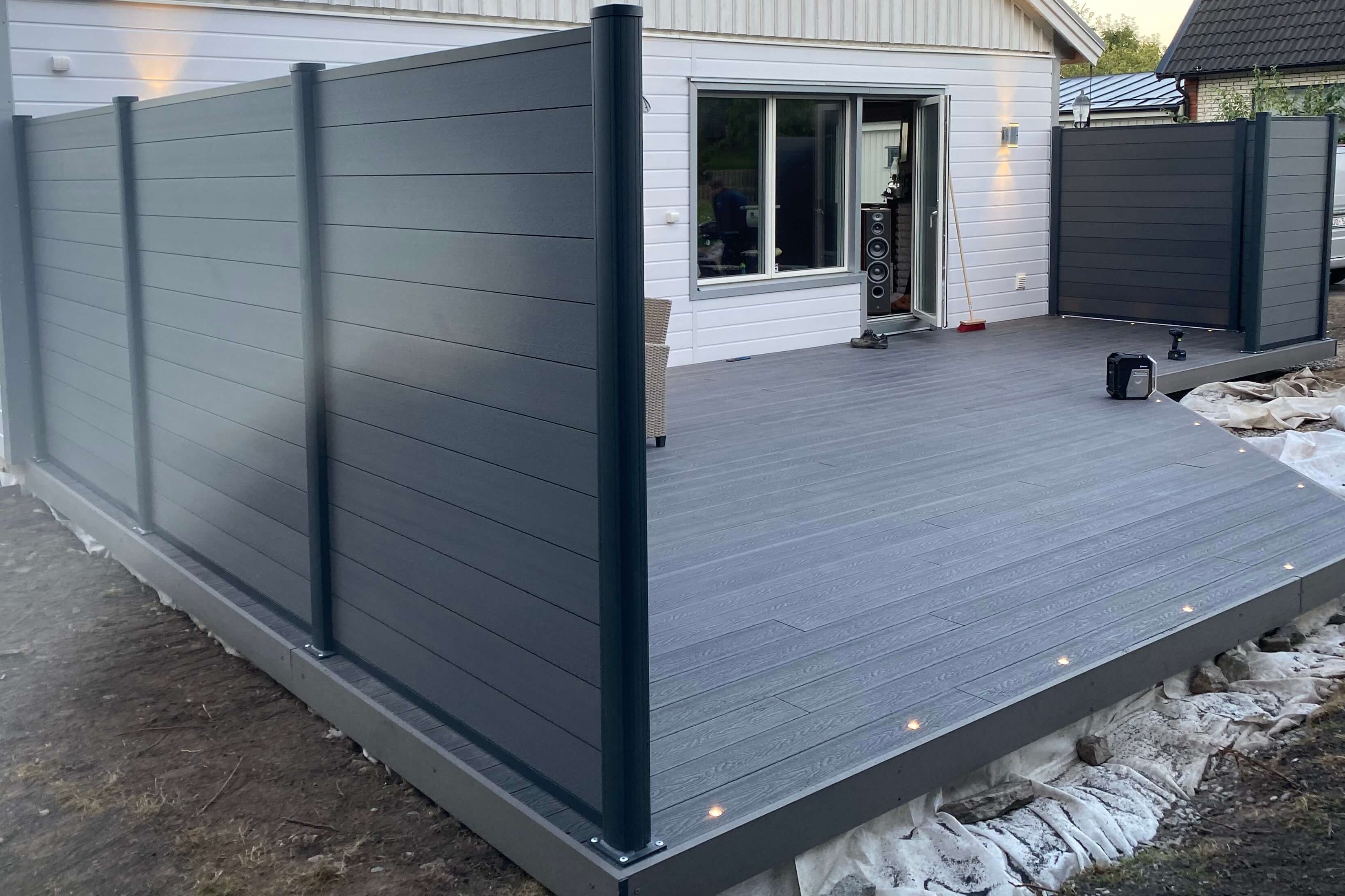 Plank/insynsskydd i träkomposit grå (1,8 m) - 2 sektioner - Auktioner ...