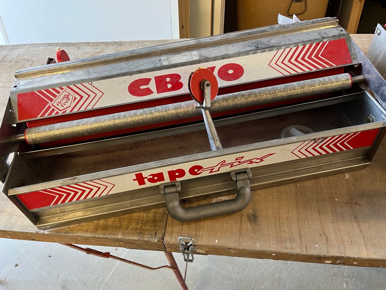 2 Wallpaper tables and 2 glue tubs - PS Auction - We value the future ...