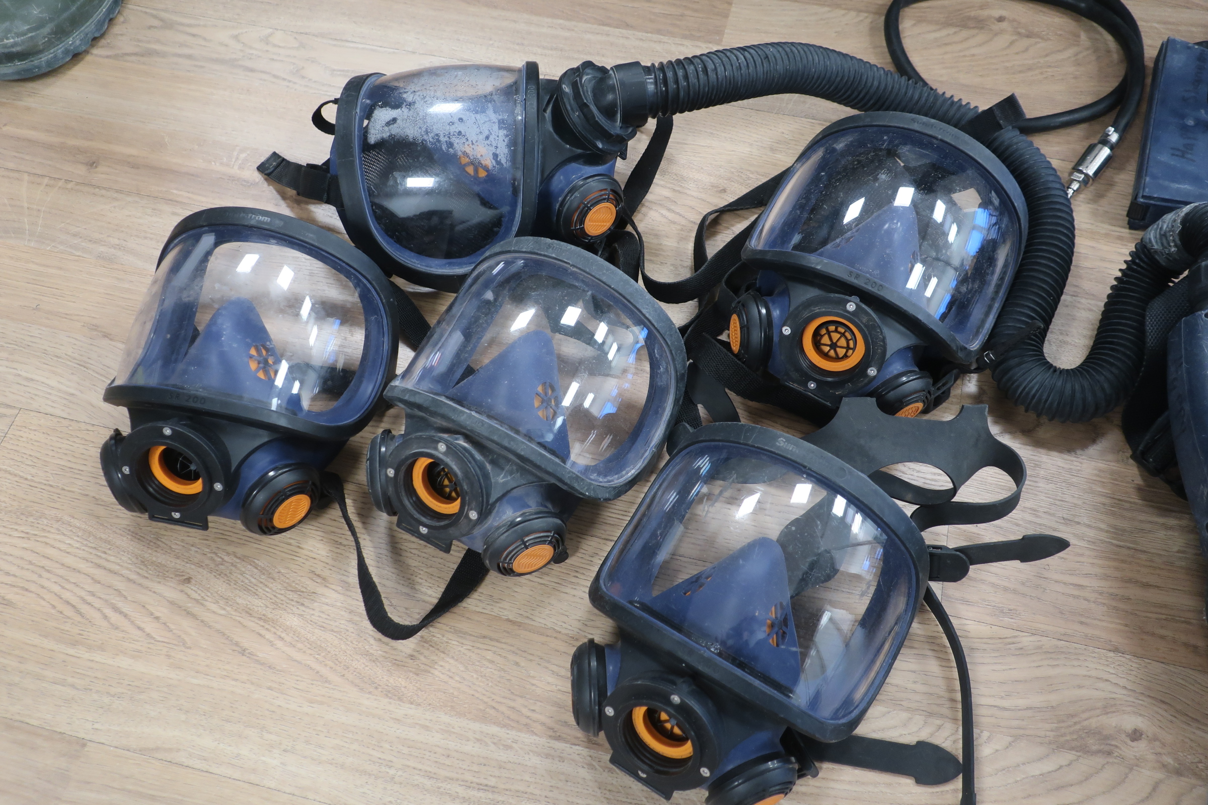 5 Sundströms fresh air masks SR200 and 1 fan SR500 - PS Auction - We ...