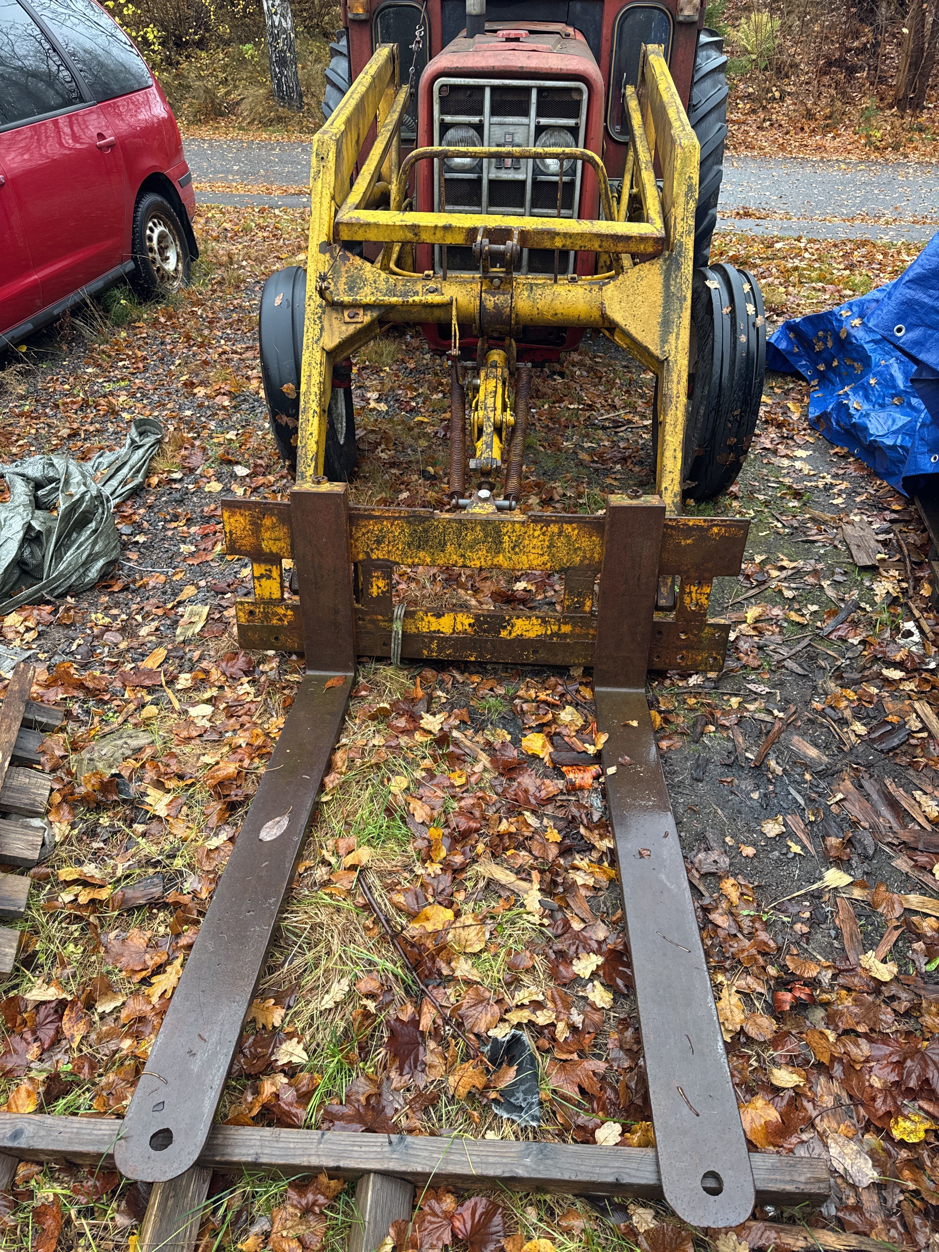 Traktor med TRIMA 800 lastare och gafflar HWO912 - INTERNATIONAL 475 TA ...