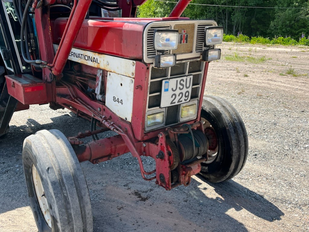 Tractor International 844 1976 with equipment - PS Auction - We value ...