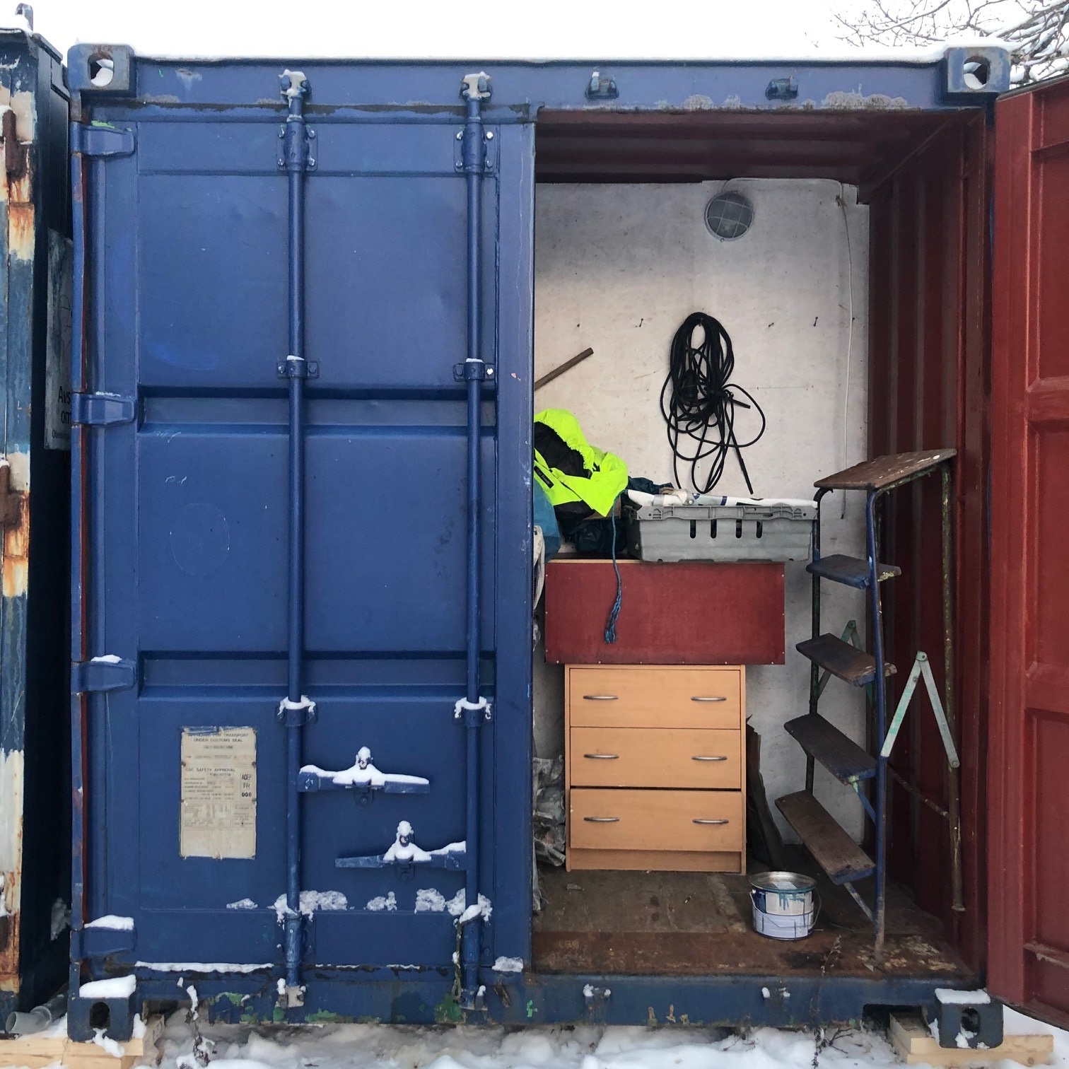 Insulated container with storage "asbestos lock" - PS Auction - We ...