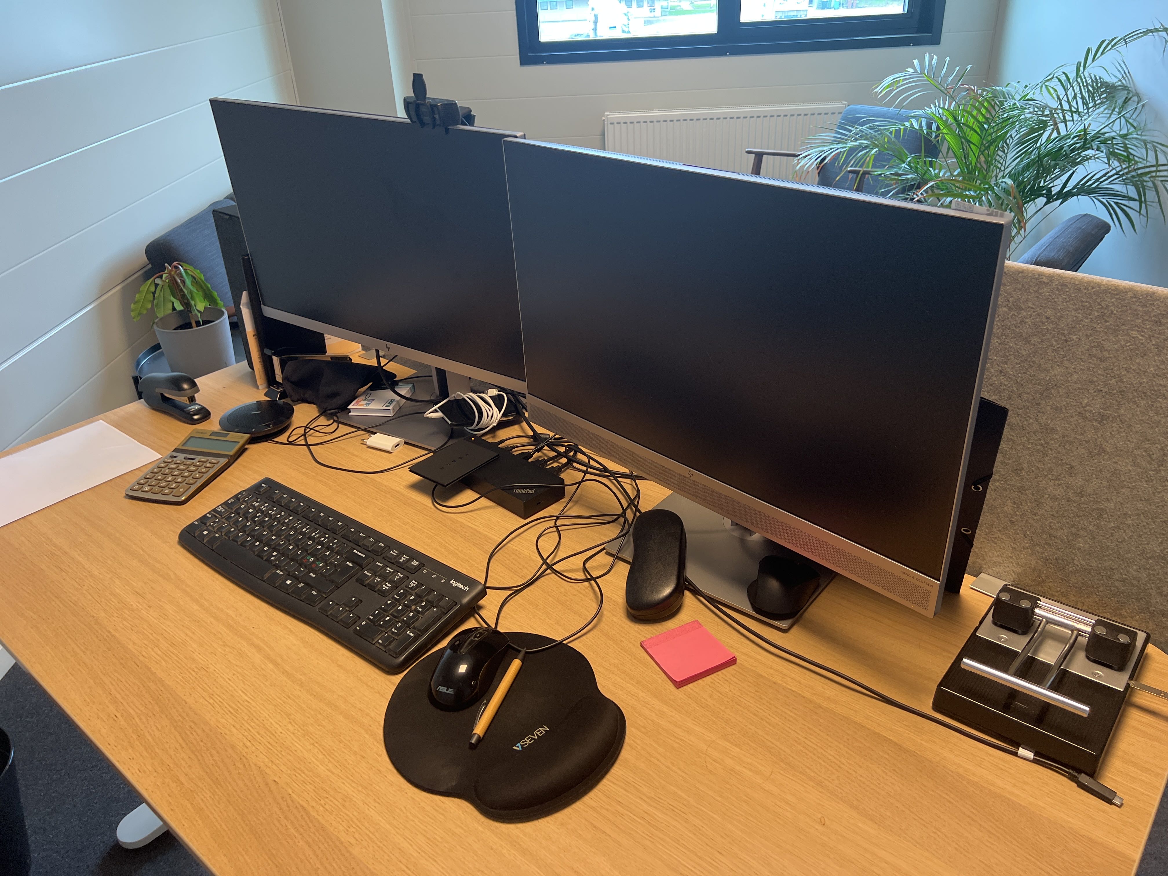 Monitors, mouse, dock and more - PS Auction - We value the future ...