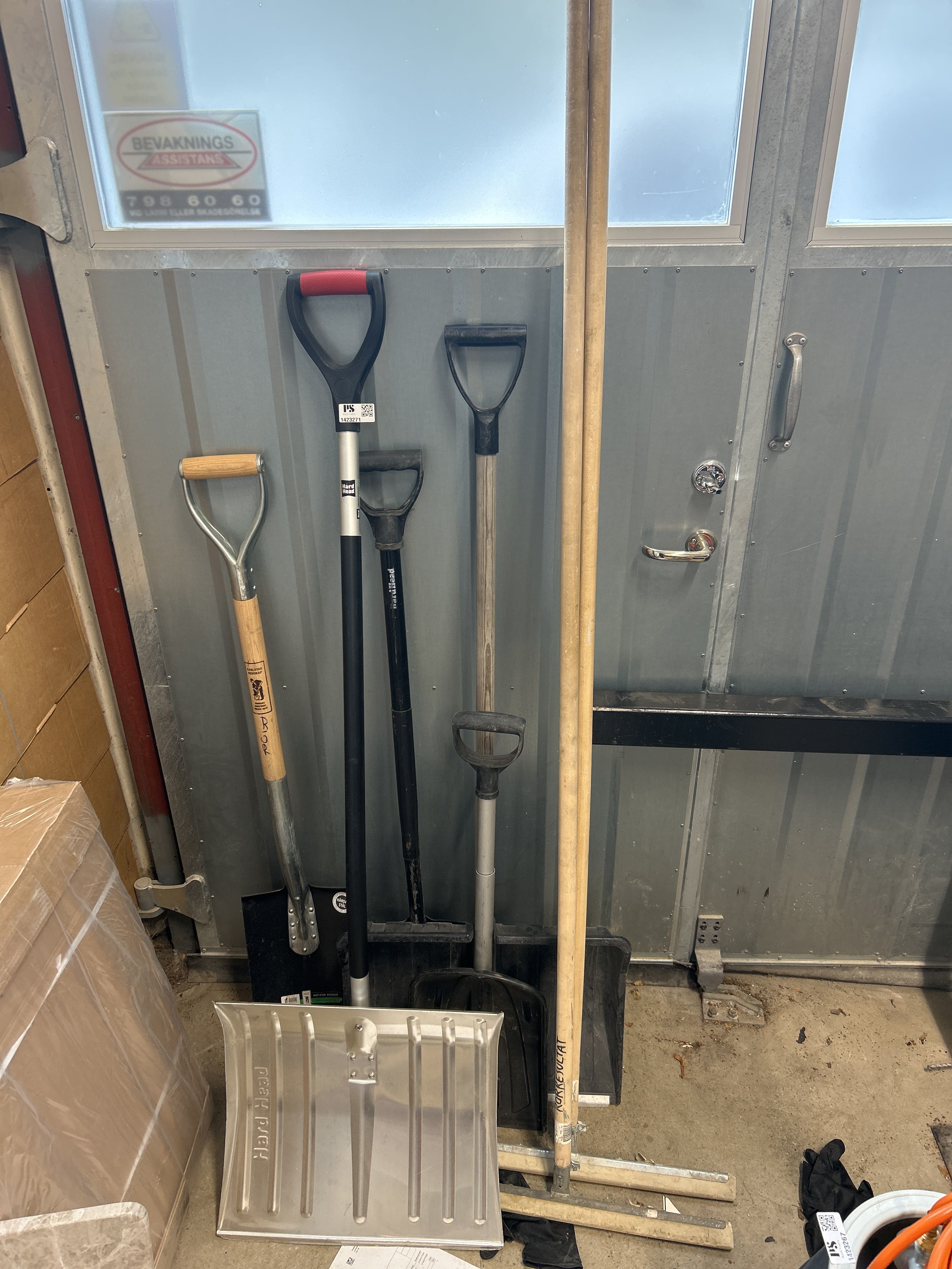 Collection of tools - Spades, shovels and rubber scrapers - PS Auction ...