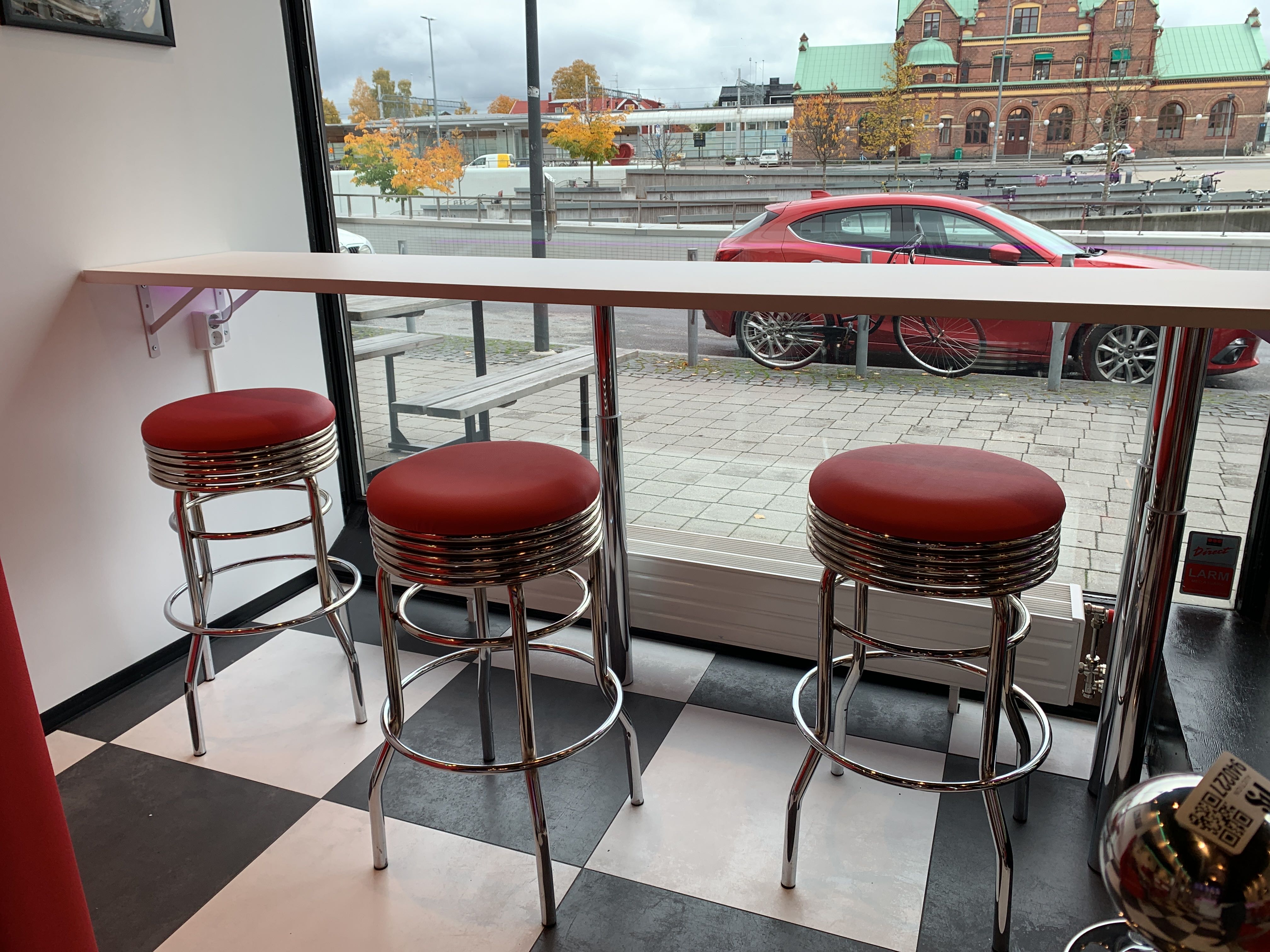 12 bar stools and 3 bar tables by the window - PS Auction - We value ...