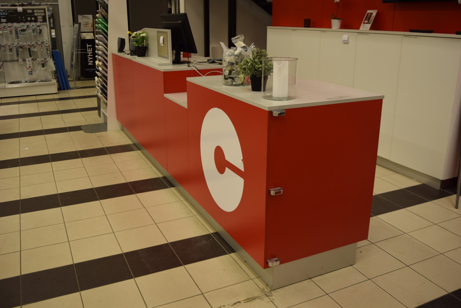 Kassadisk 385 cm med höj- & sänkbart skrivbord - Auktioner online ...