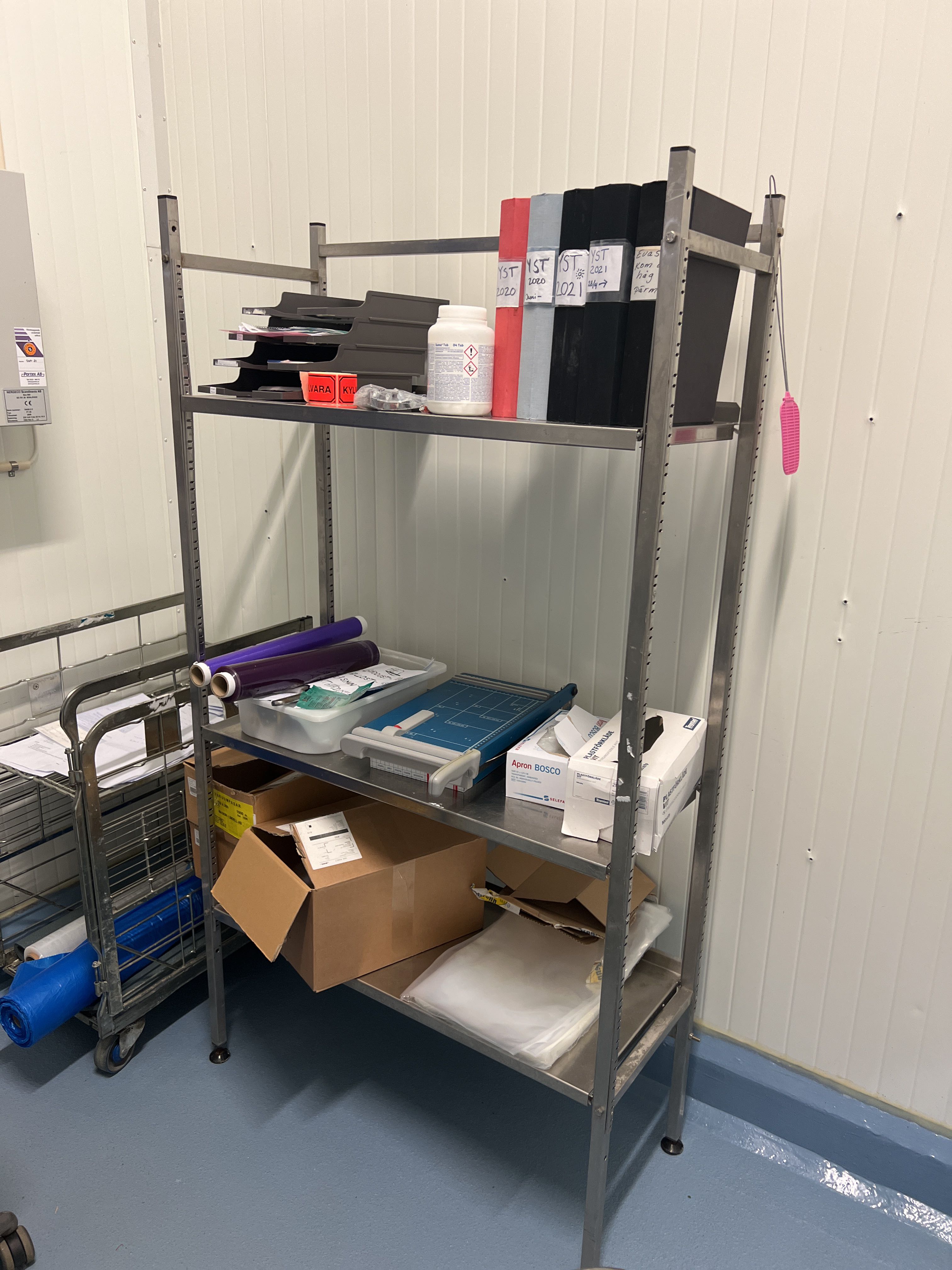 Mejerivagn, stolar, hylla och vagn - Auktioner online - Nätauktioner & Konkursauktioner | PS Auction