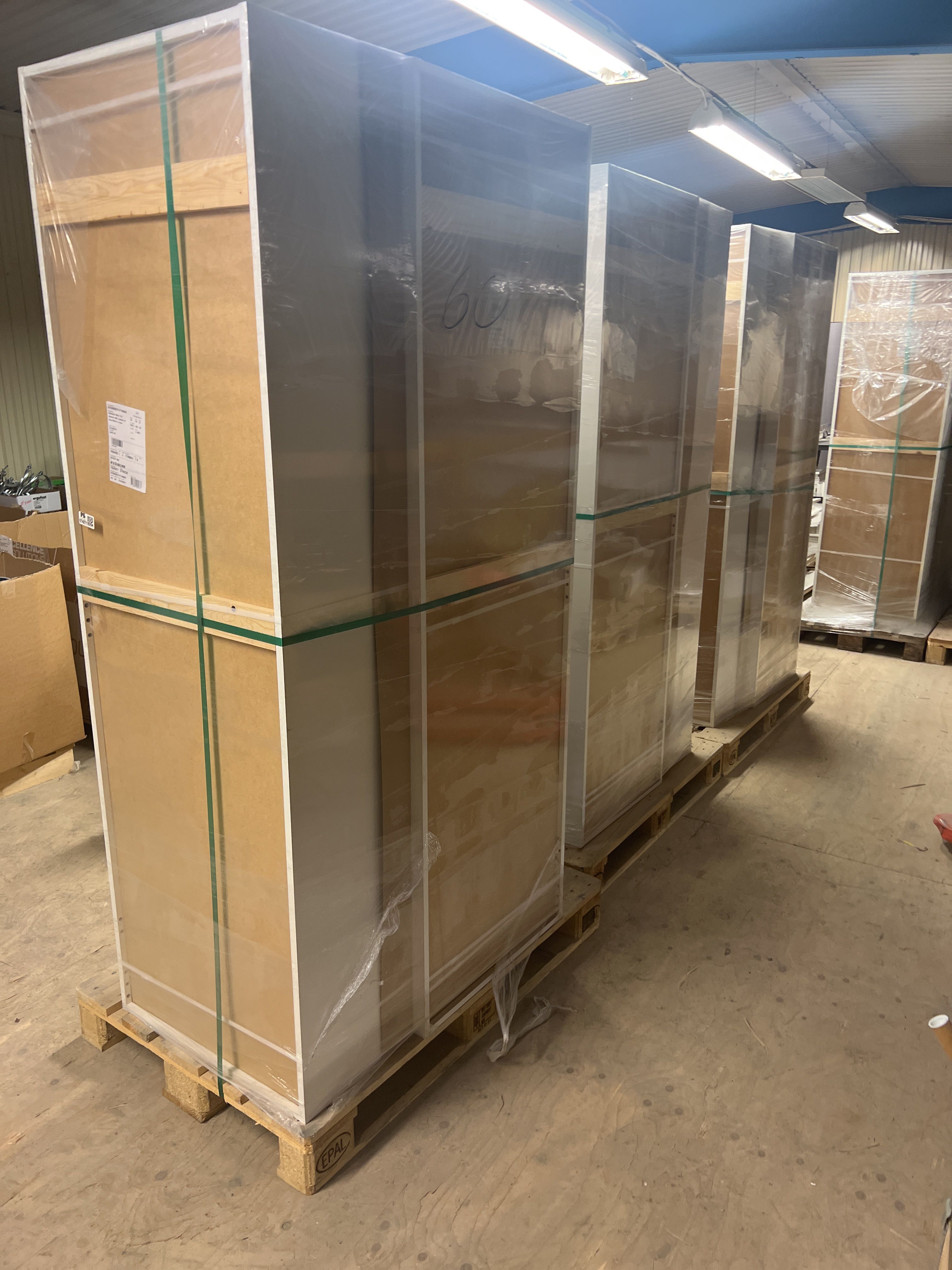 (NY INFO) Pall med diverse ventilationsrör och isolering samt höga skåp ...