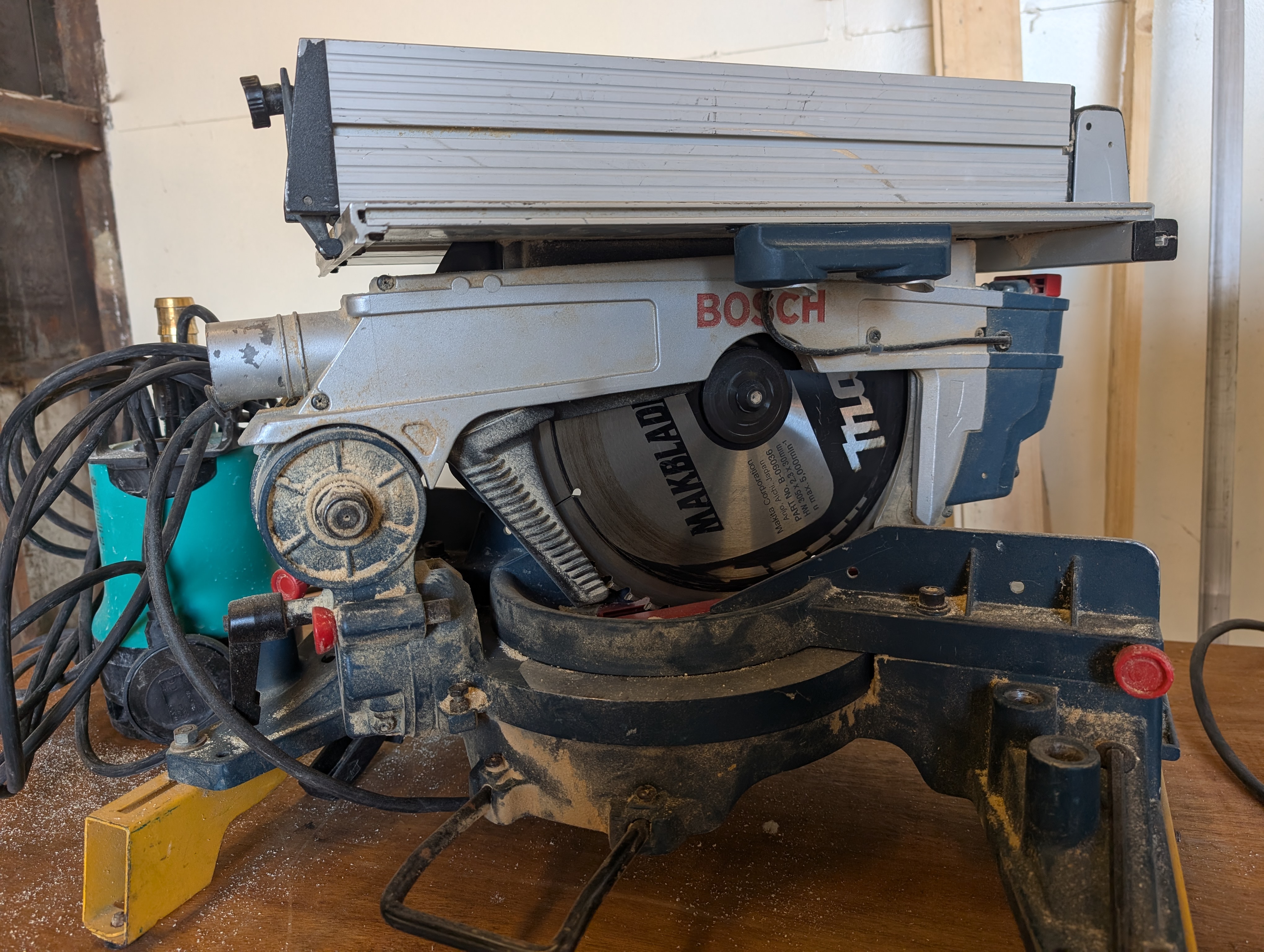 Kap/geringsåg Bosch, dammsugare Festool, pump och bord - Auktioner ...