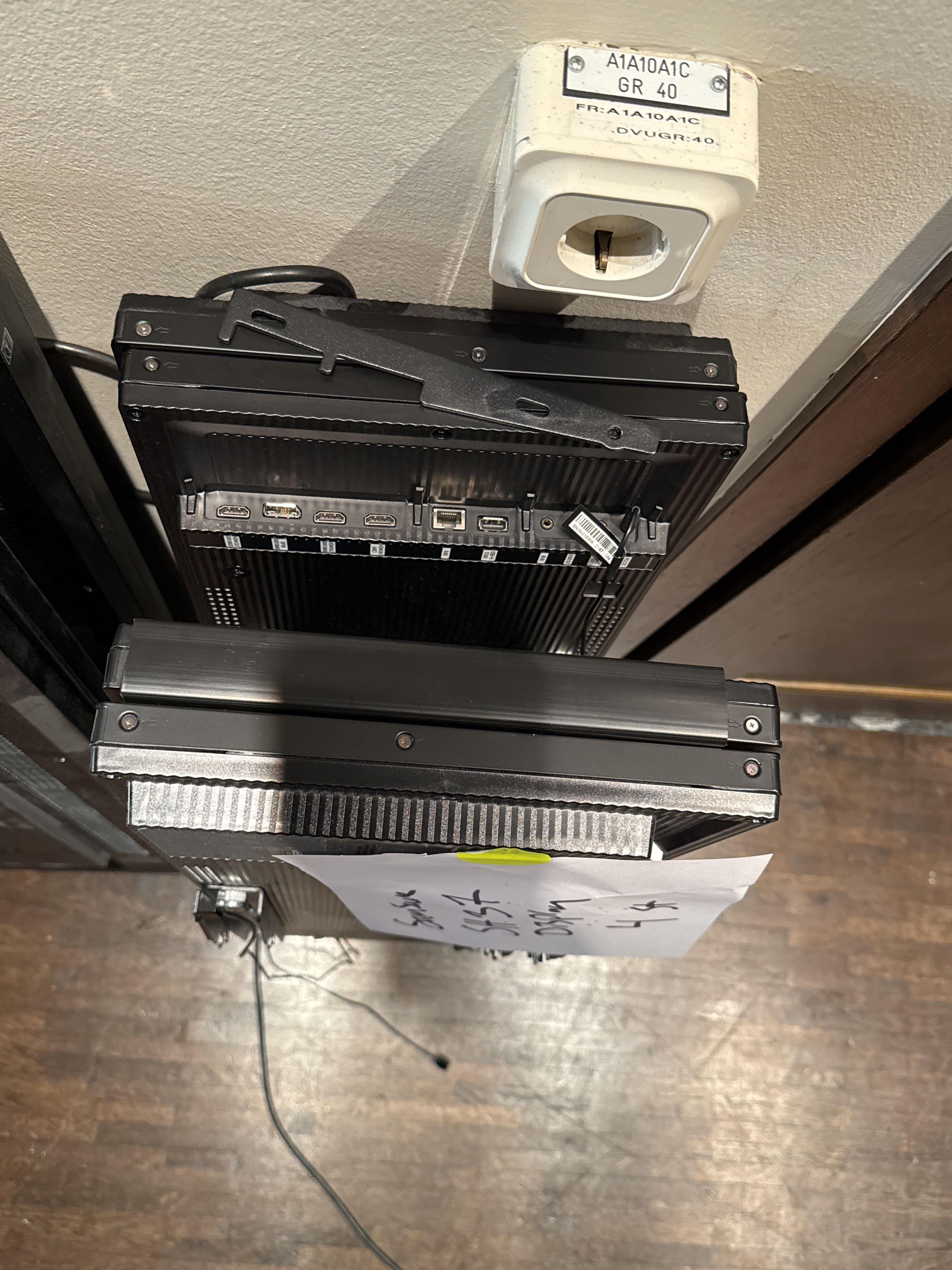 Bildskärmar stretch display 4st 37" - Samsung SH37R - Auktioner online ...