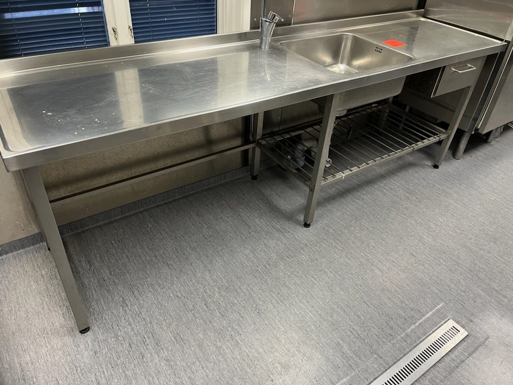 Rostfri arbetsbänk med diskho och blandare - Auktioner online ...