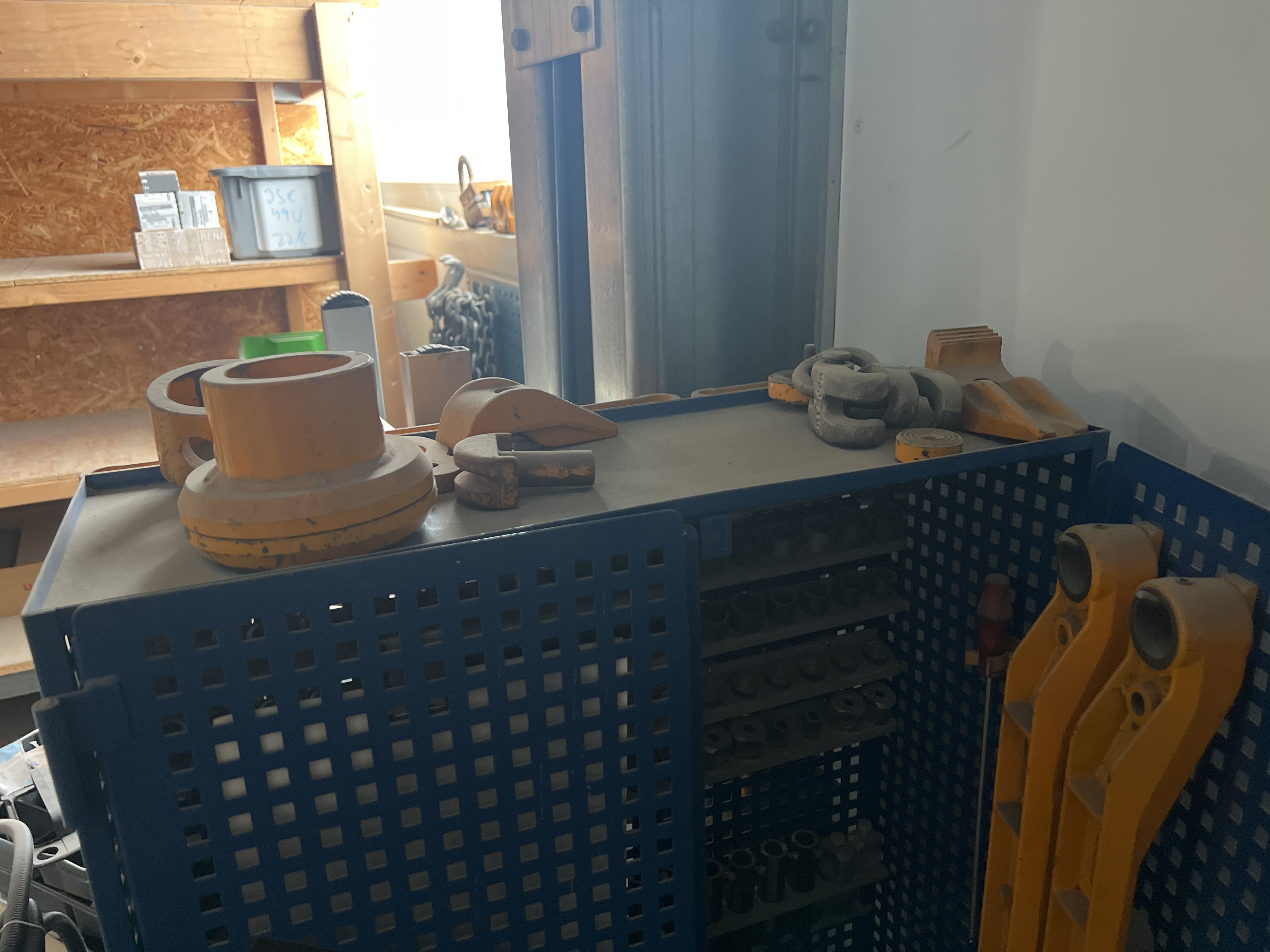 Straightening bench with accessories - Caro-O-Liner - PS Auction - We ...