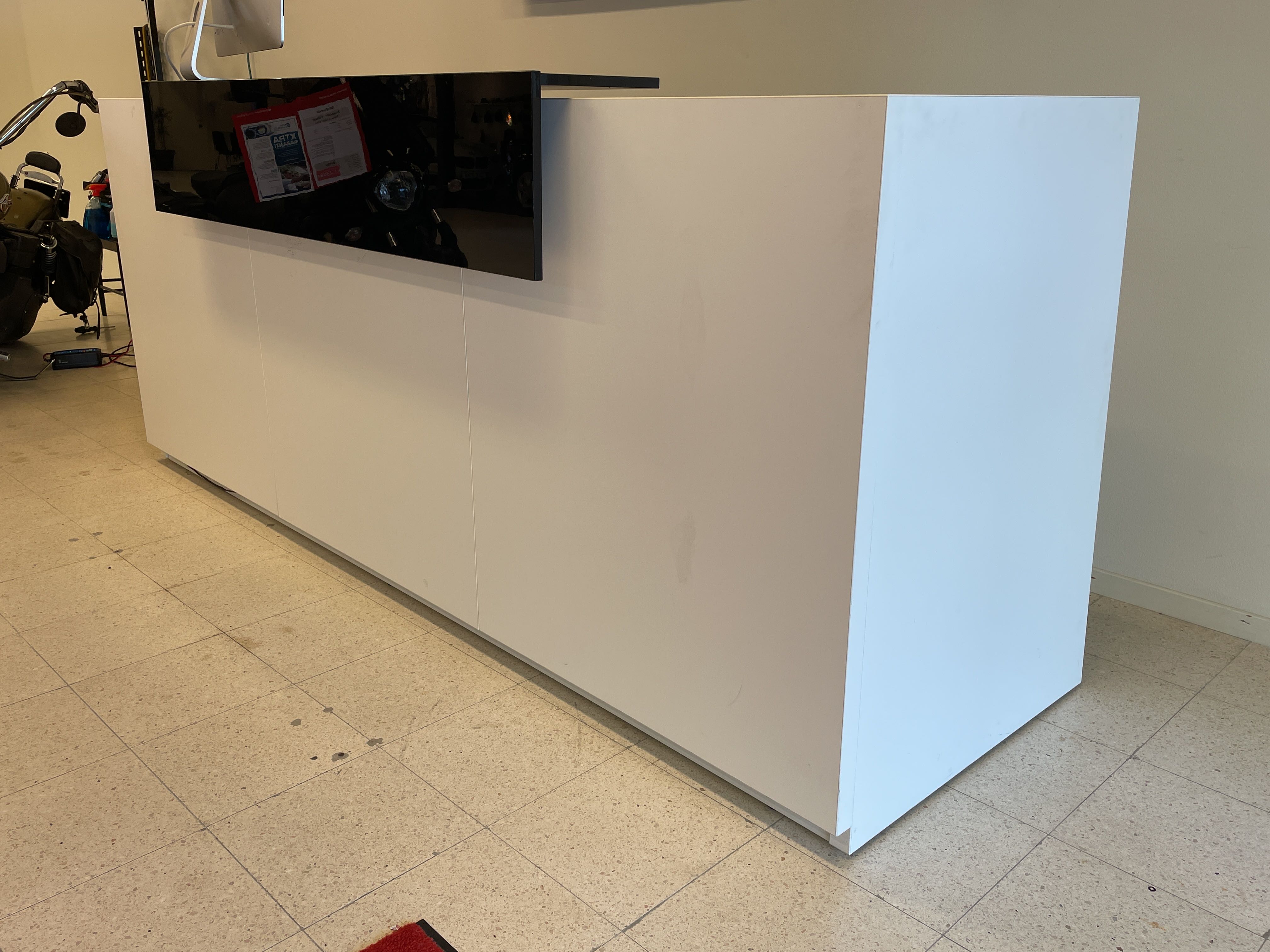 Receptionsdisk i vit laminat - Auktioner online - Nätauktioner ...